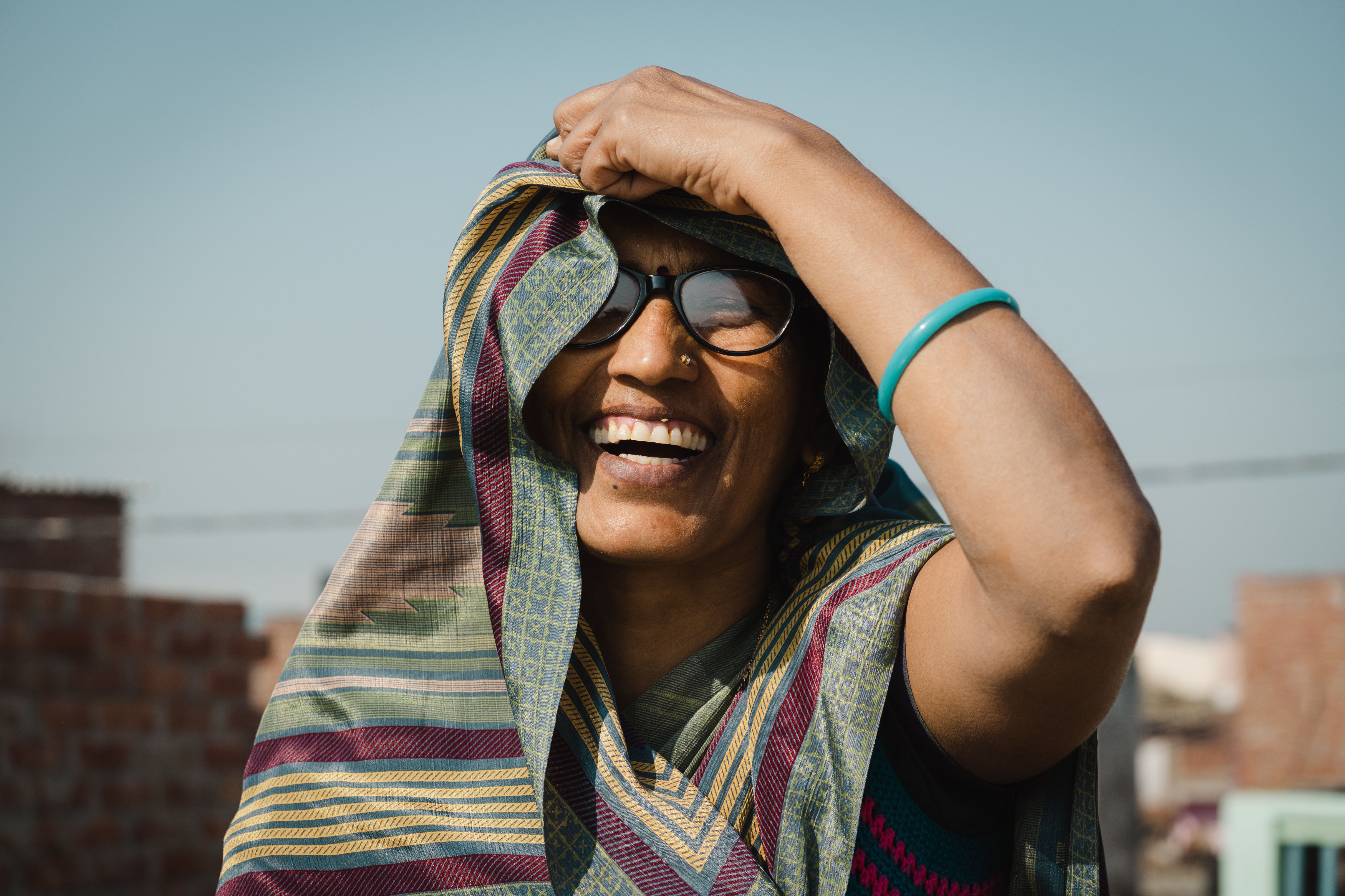 Mulher Indiana Sorridente Em Traje Tradicional · Foto profissional gratuita