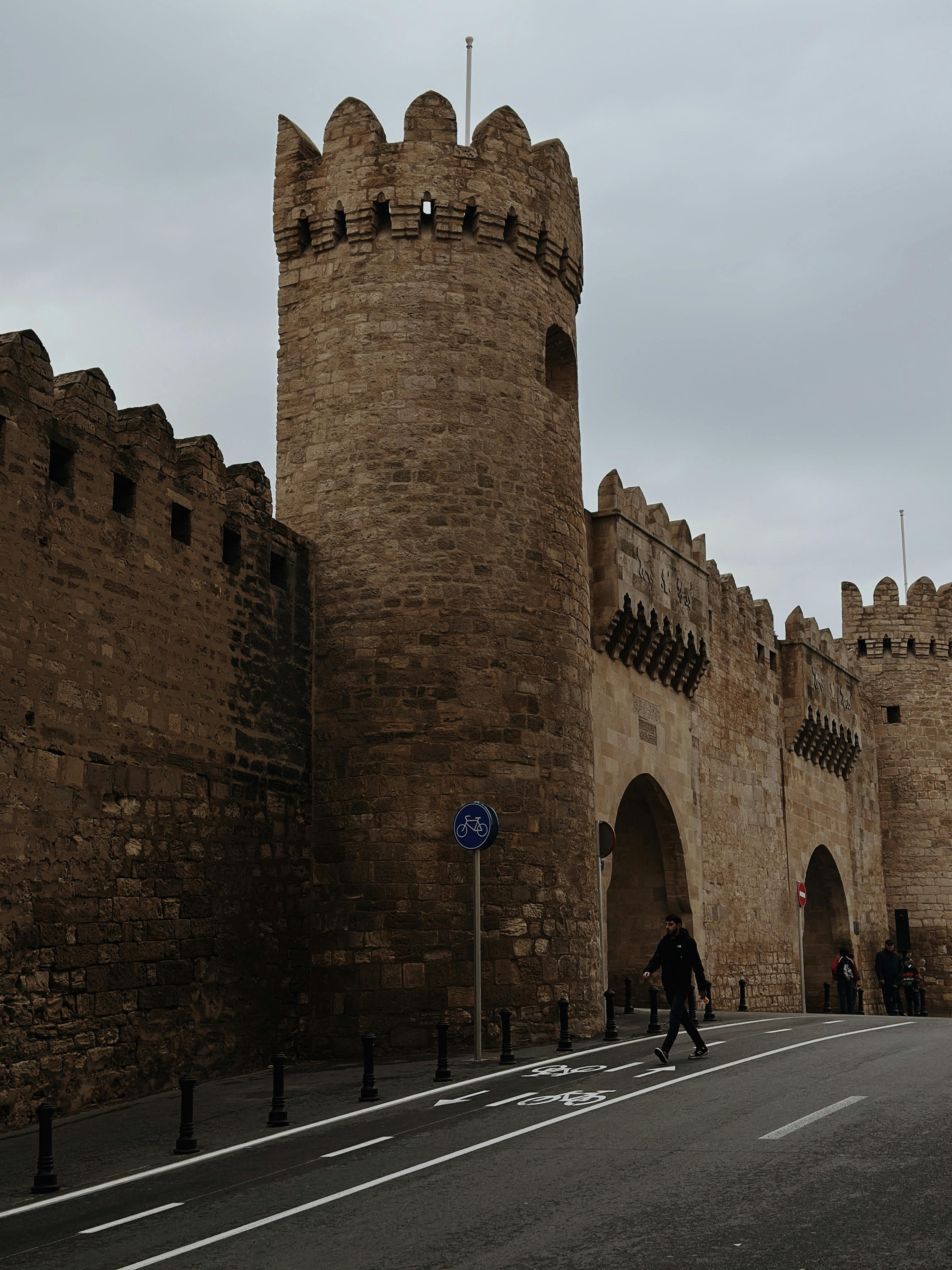 Tembok Batu Bersejarah Yang Dibentengi Dengan Gerbang Melengkung · Foto ...