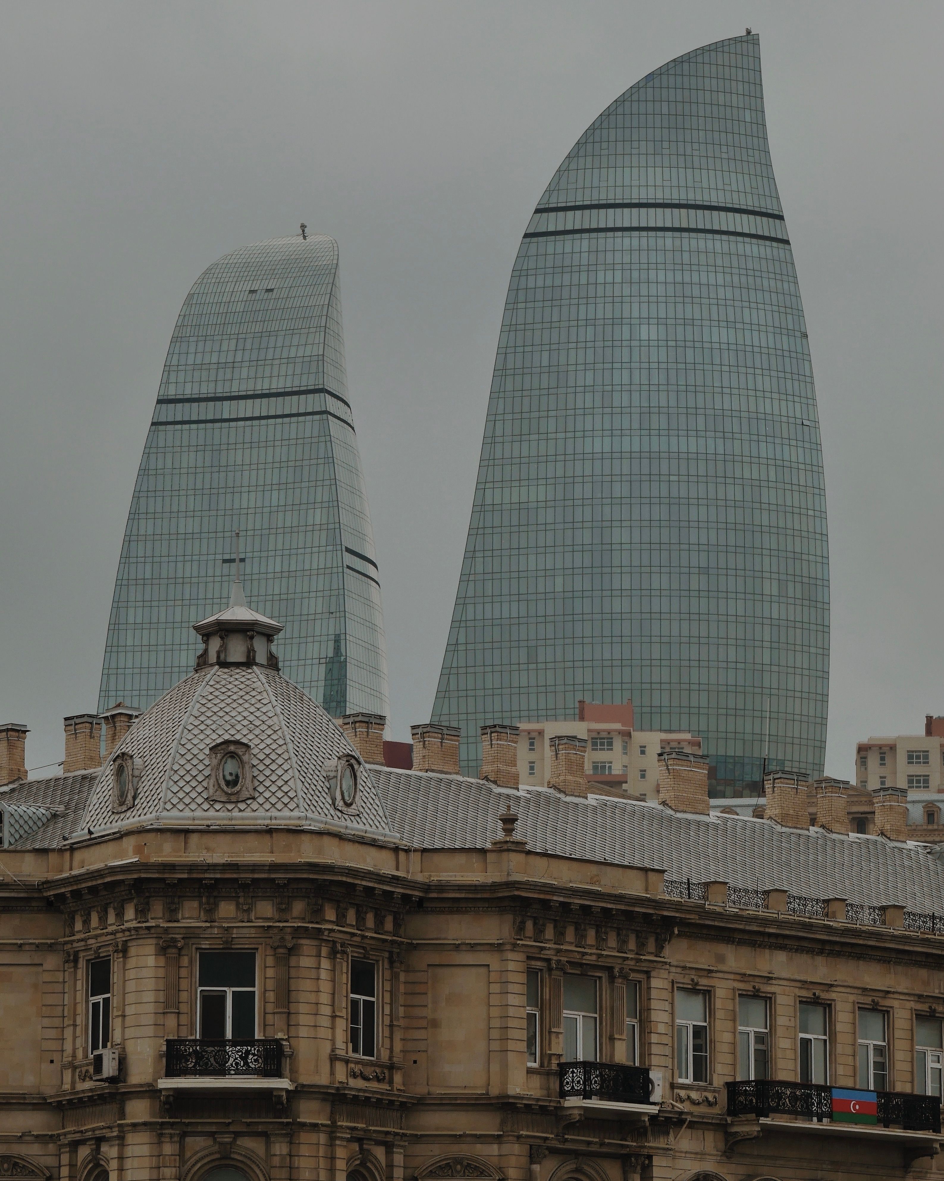 Menara API Baku Dengan Kontras Arsitektur Bersejarah · Foto Stok Gratis