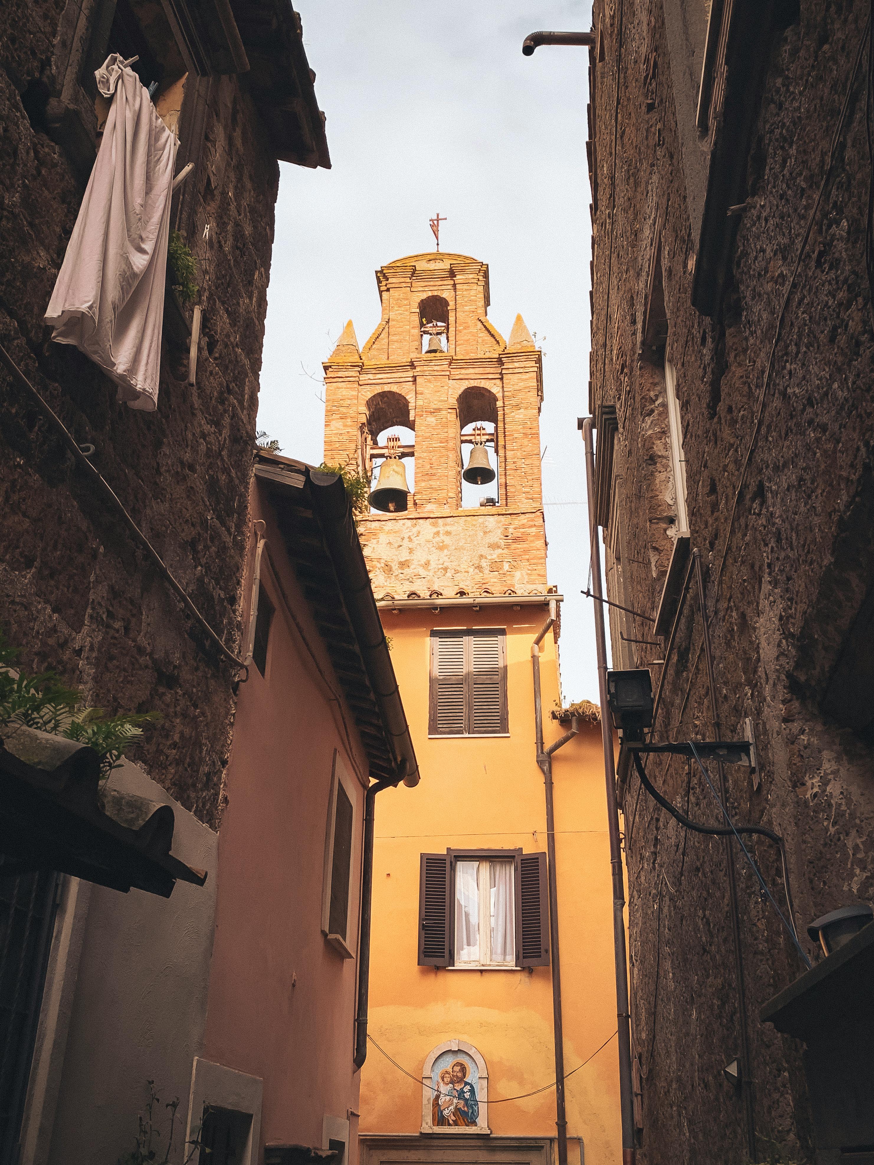 Igreja Medieval E Viela Em Corchiano, Itália · Foto profissional gratuita