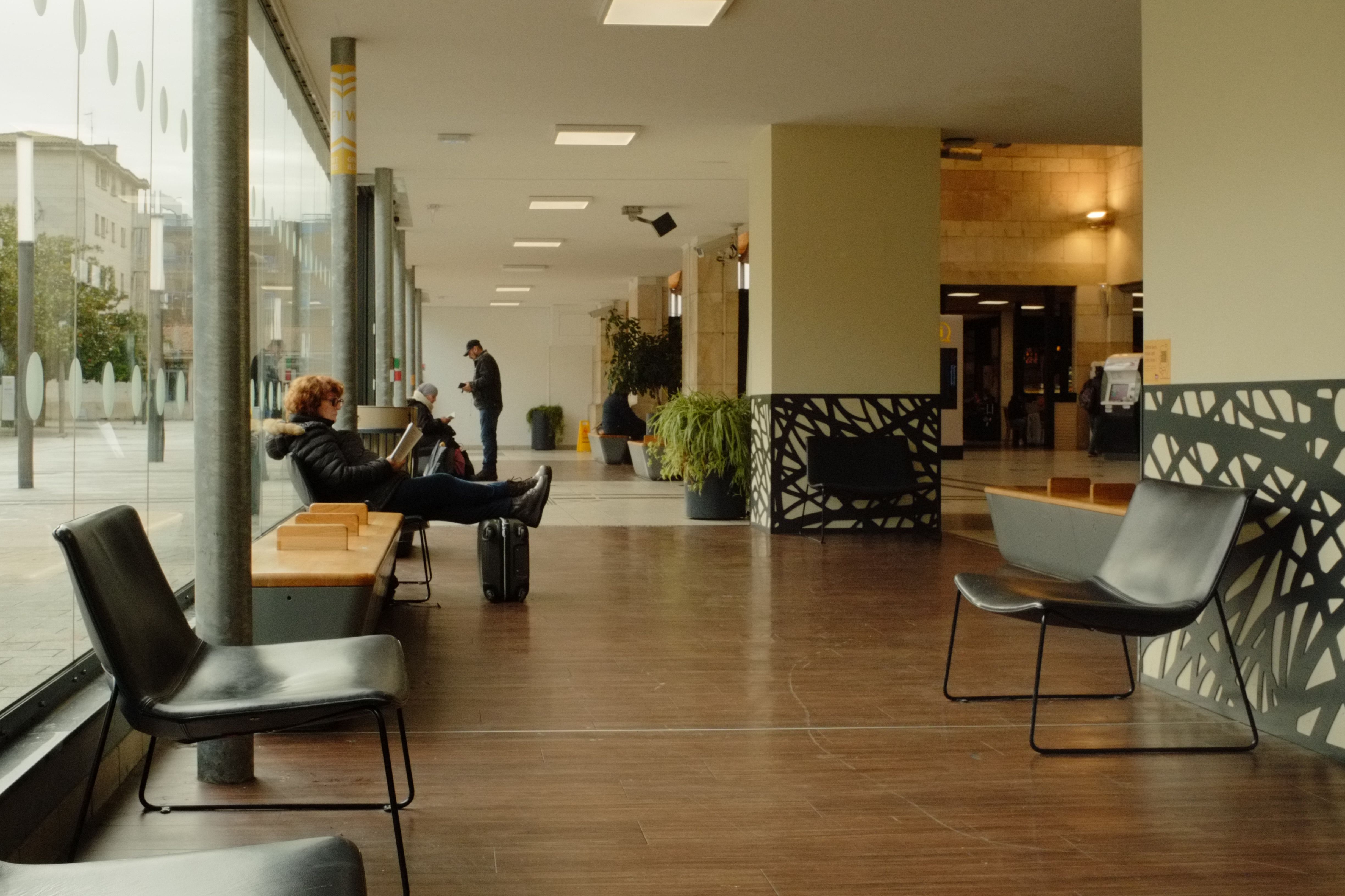 Modern Waiting Area with Relaxed Seating · Free Stock Photo
