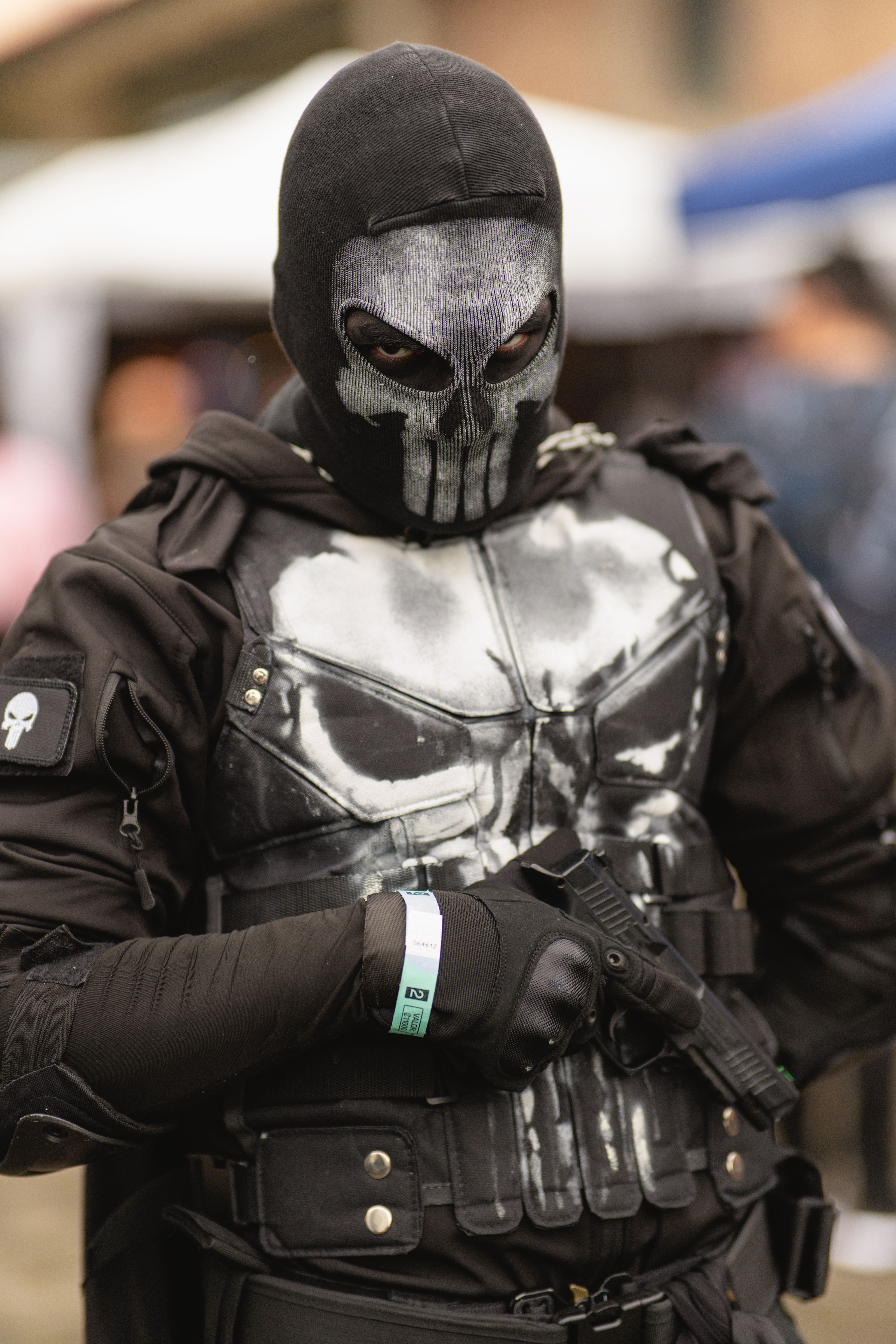 Intenso Personaje De Cosplay Con Armadura Atrevida · Foto de stock gratuita