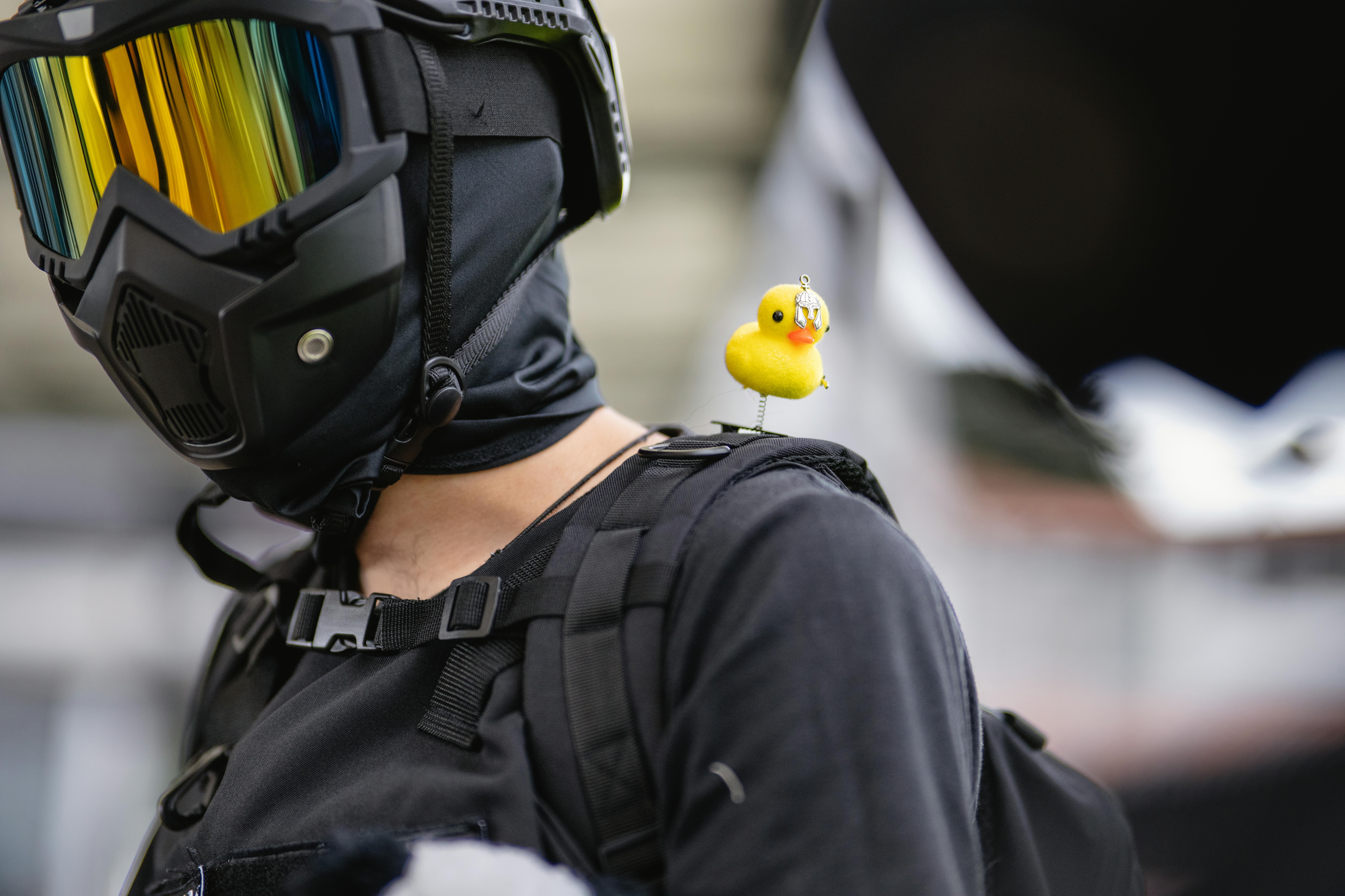 Cosplayer Con Equipo Táctico Y Llavero De Pato · Foto de stock gratuita