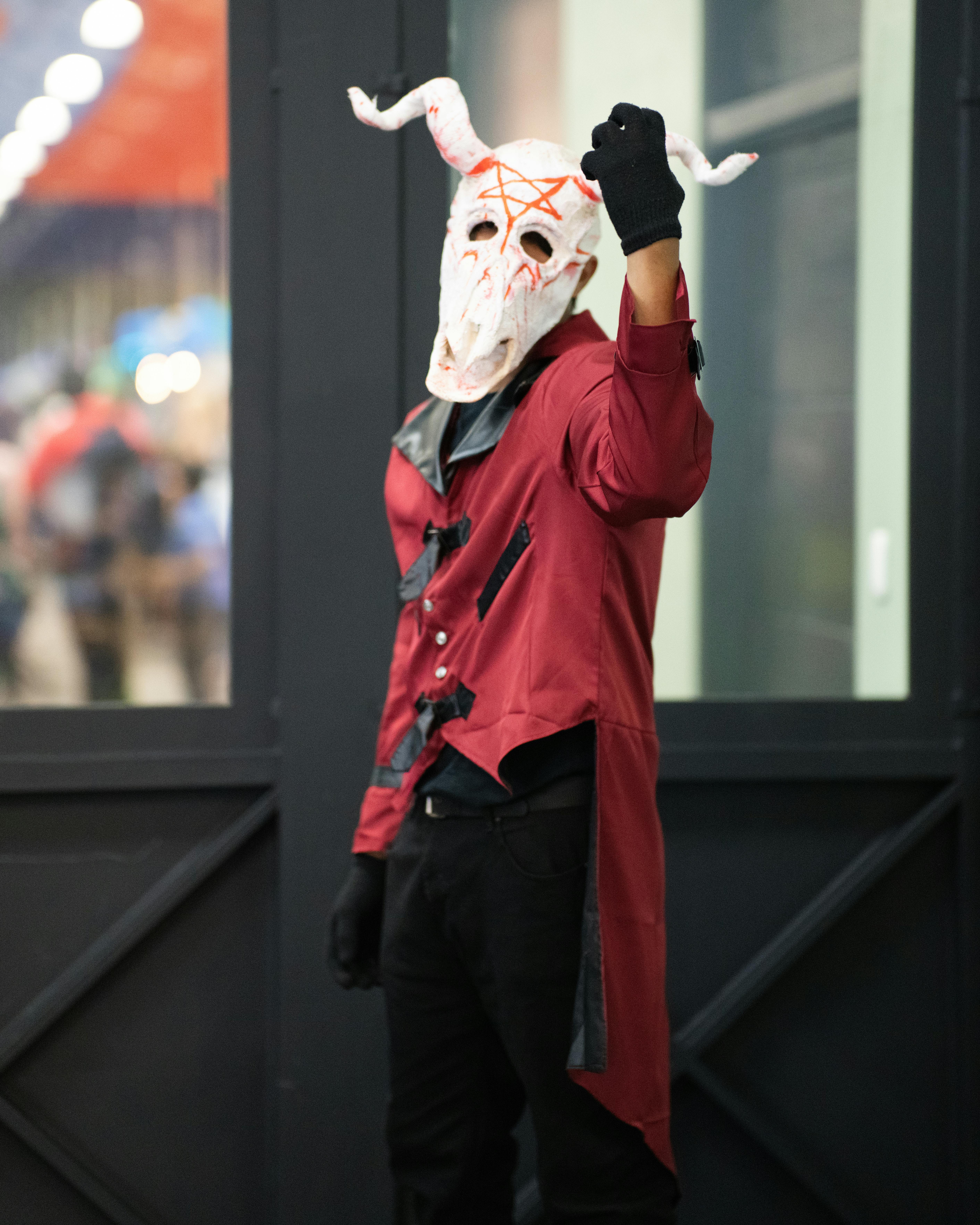 Cosplayer in Mask at San José Anime Convention · Free Stock Photo