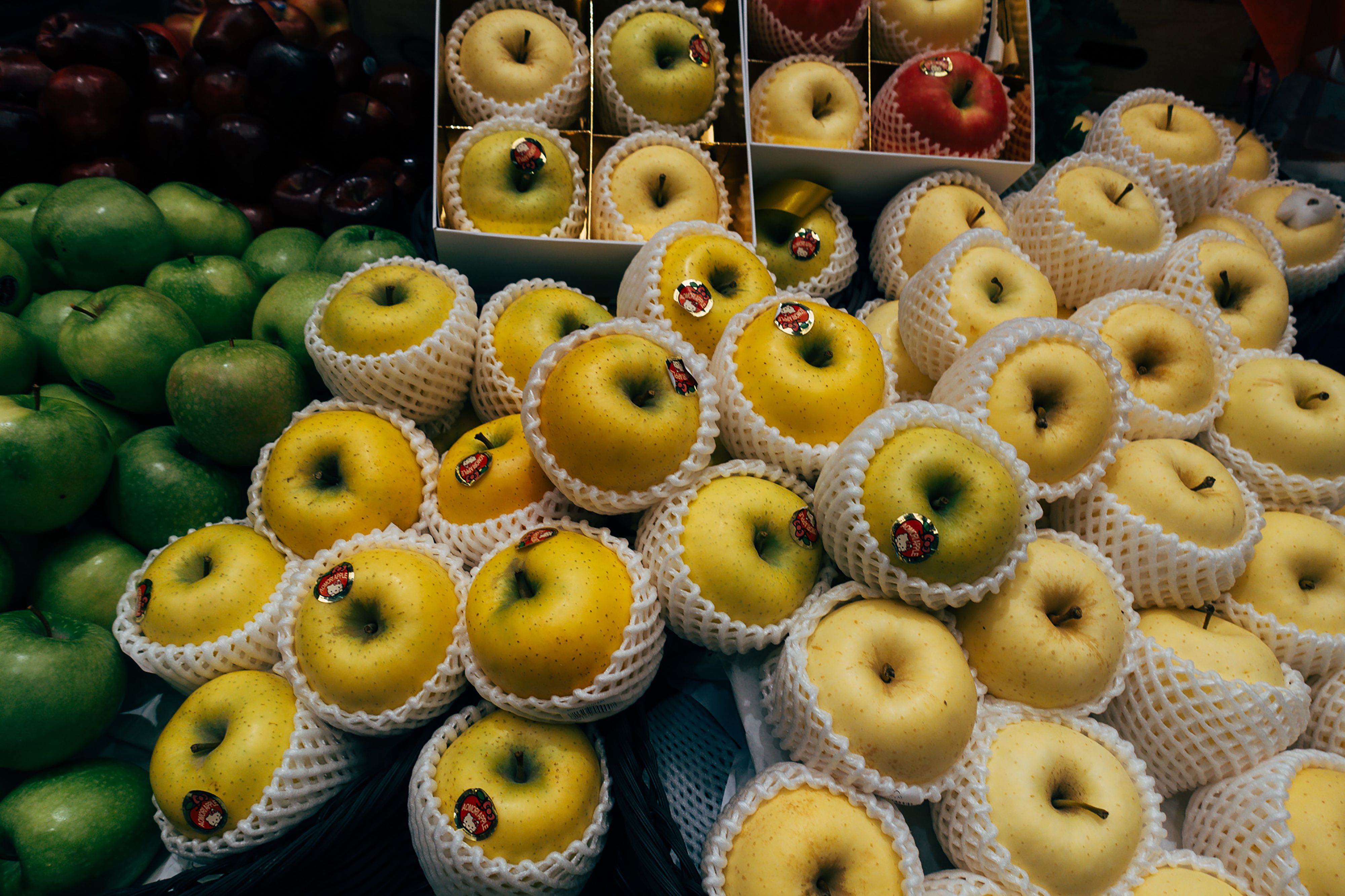 Maçãs Frescas Expostas Com Rede De Proteção No Mercado · Foto ...