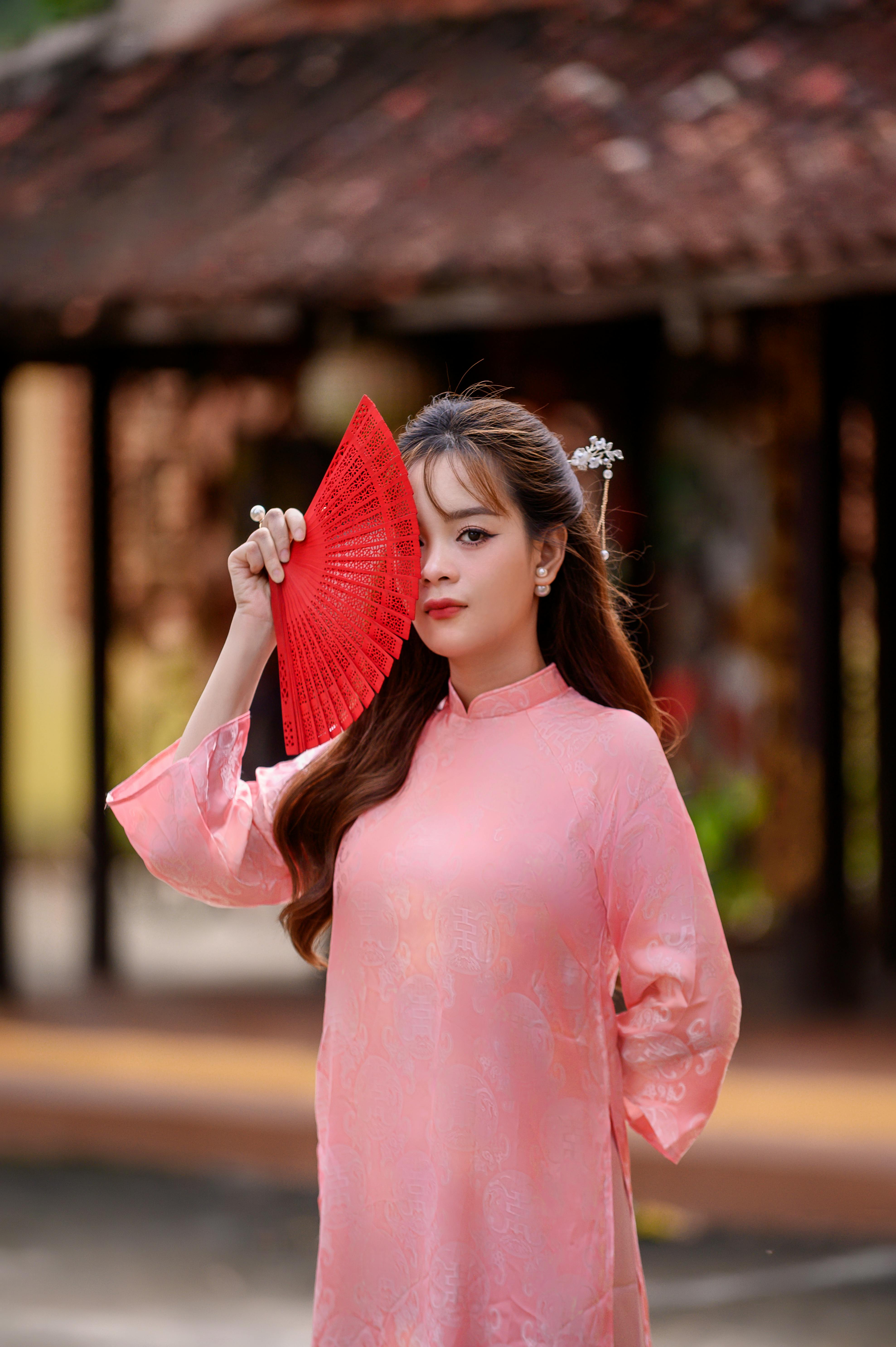 Mulher Em Traje Tradicional Com Leque Vermelho Ao Ar Livre · Foto ...