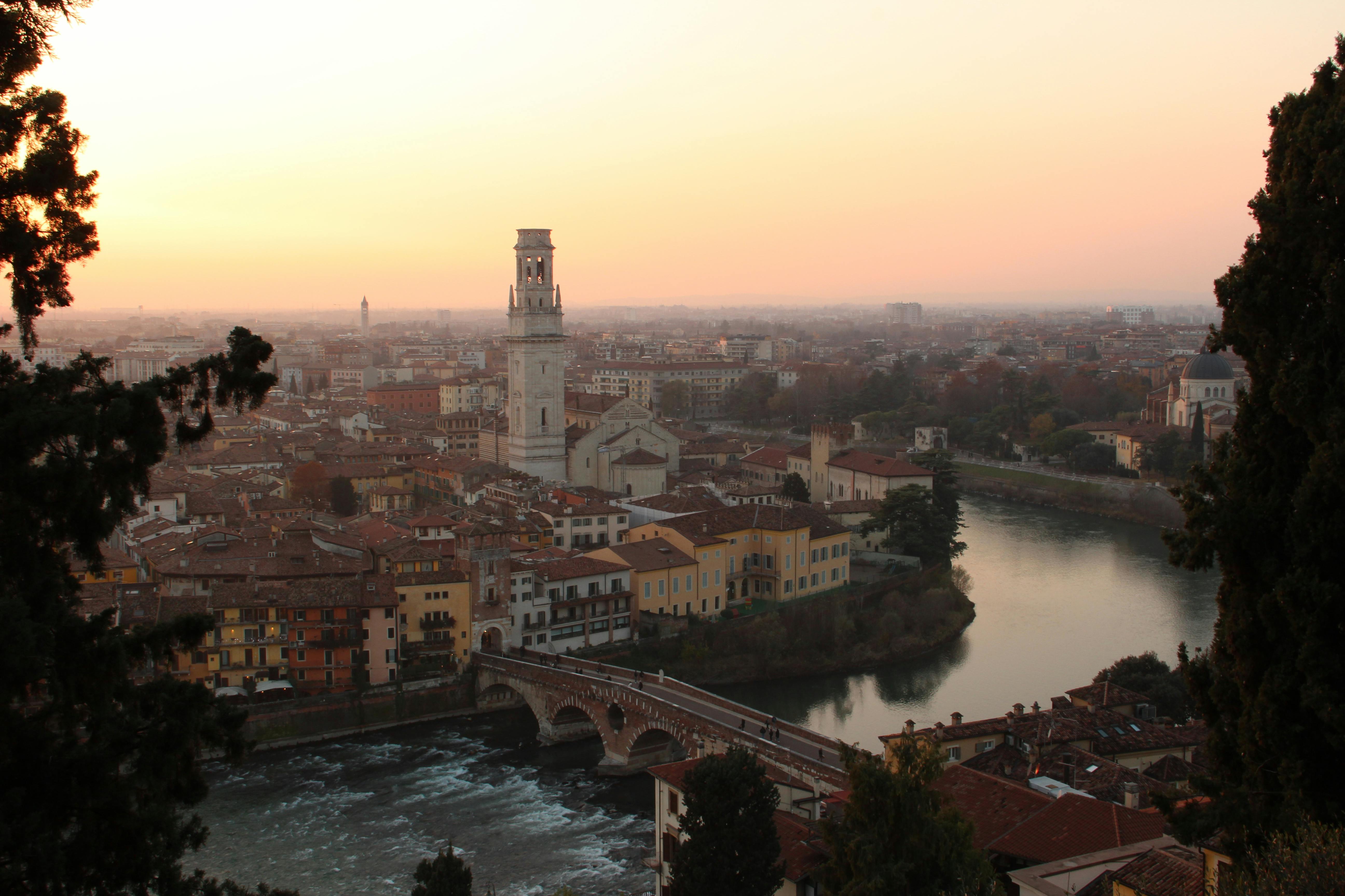 Pôr Do Sol Sobre A Paisagem Urbana De Verona Com O Rio Adige · Foto ...
