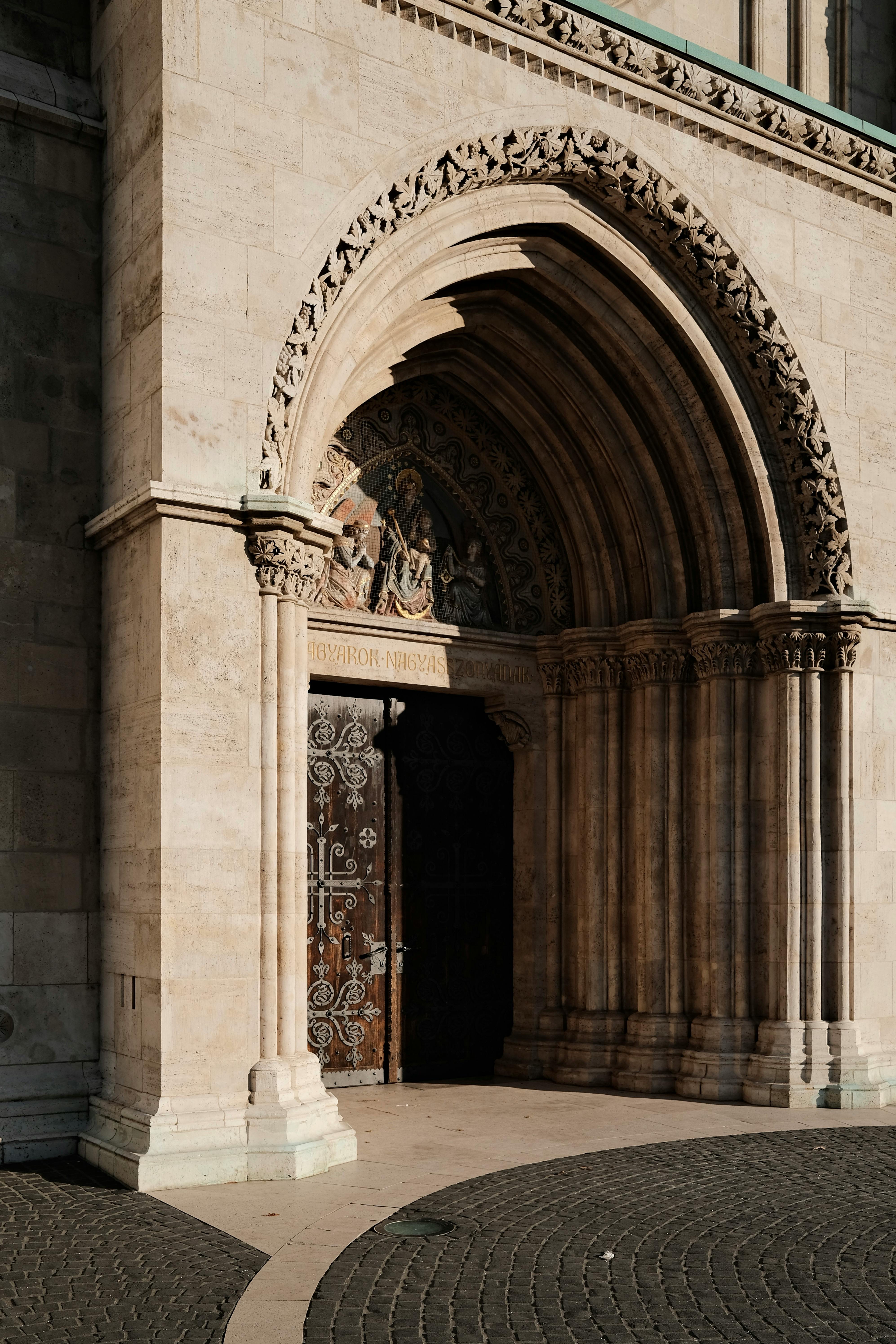 Entrée D'une église Gothique Avec Une Arche Ornée · Photo gratuite