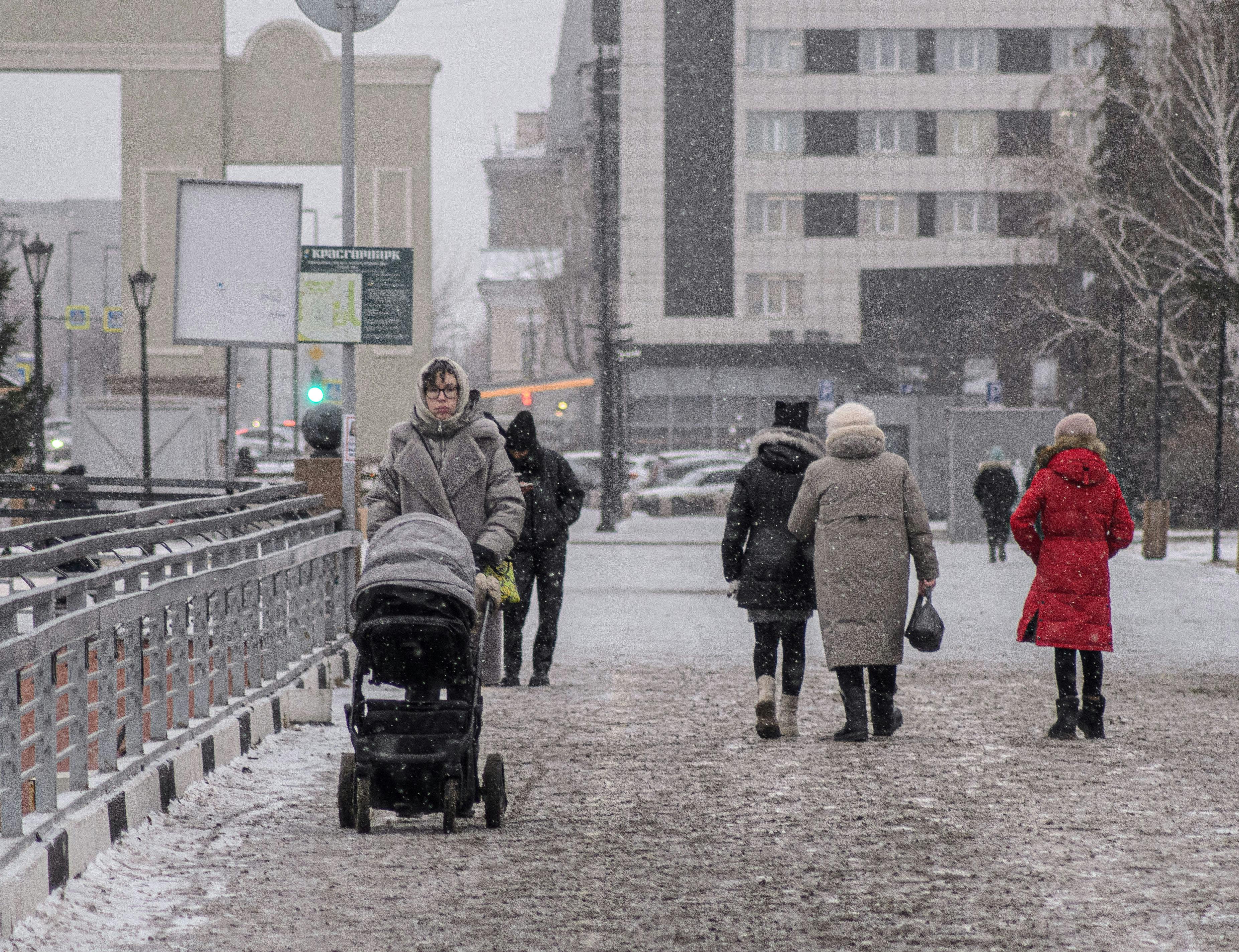 Winter Urban Scene with People Walking · Free Stock Photo