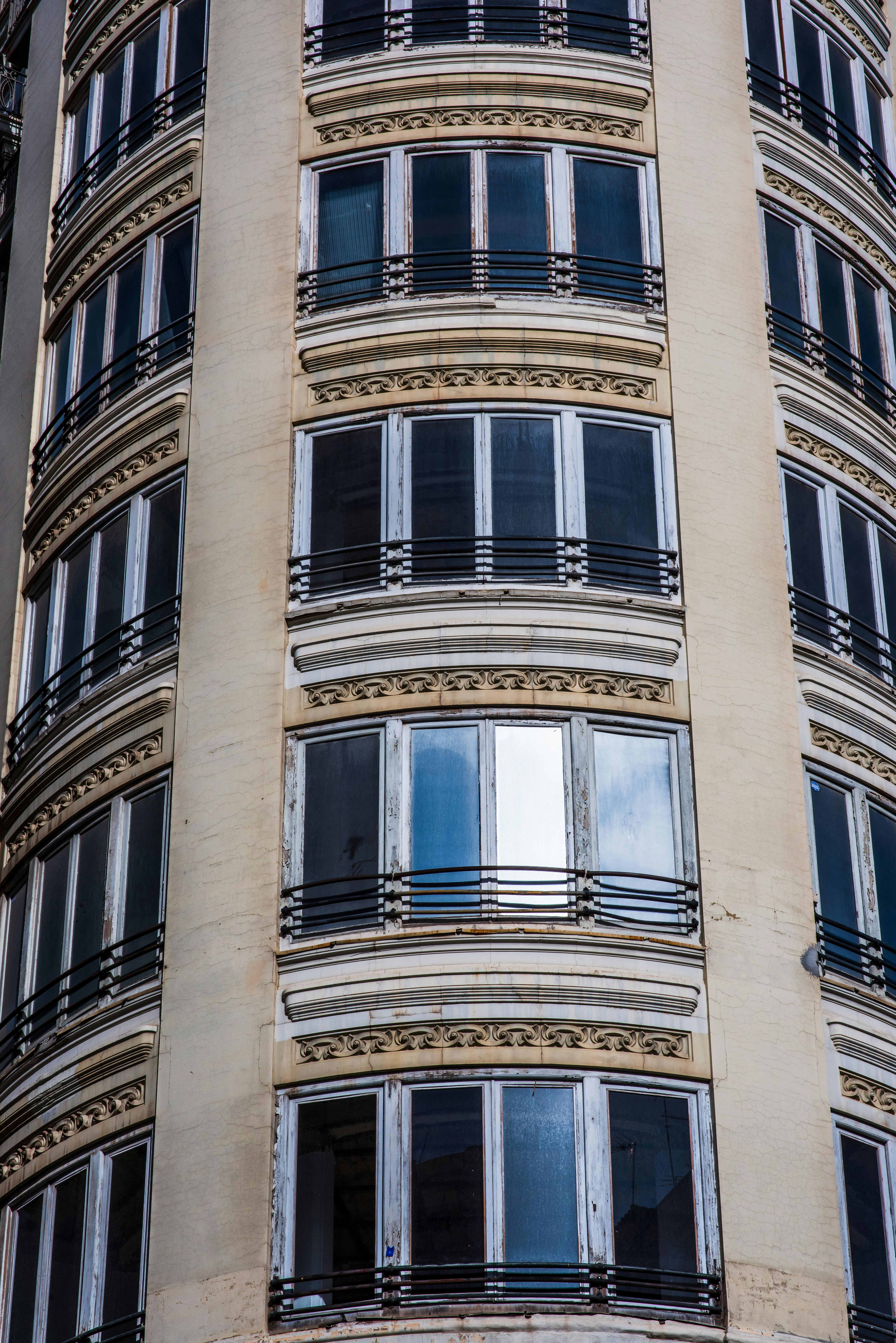Curved Building Facade with Reflective Windows · Free Stock Photo