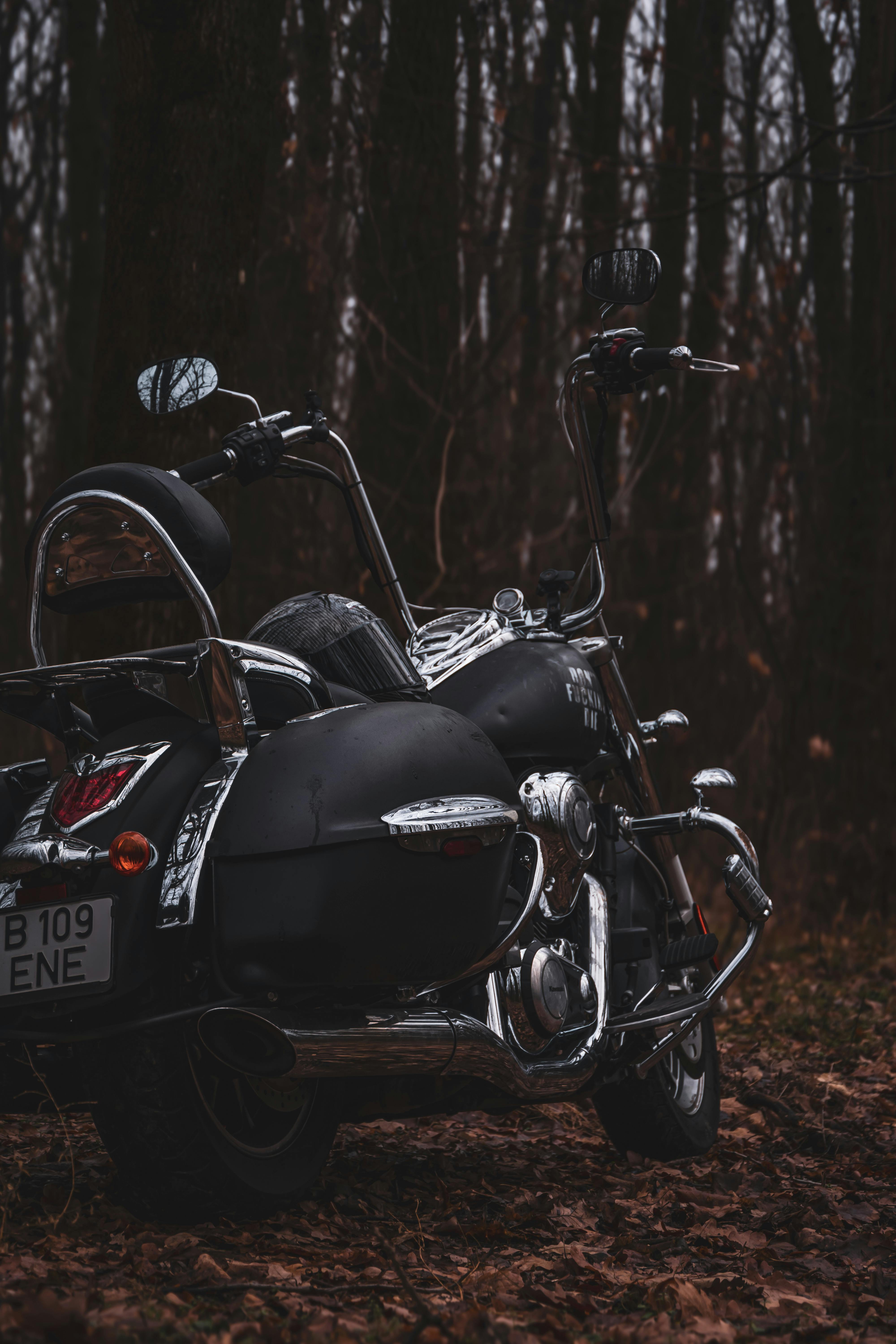 Sepeda Motor Hitam Ramping Di Suasana Hutan Yang Suram · Foto Stok Gratis