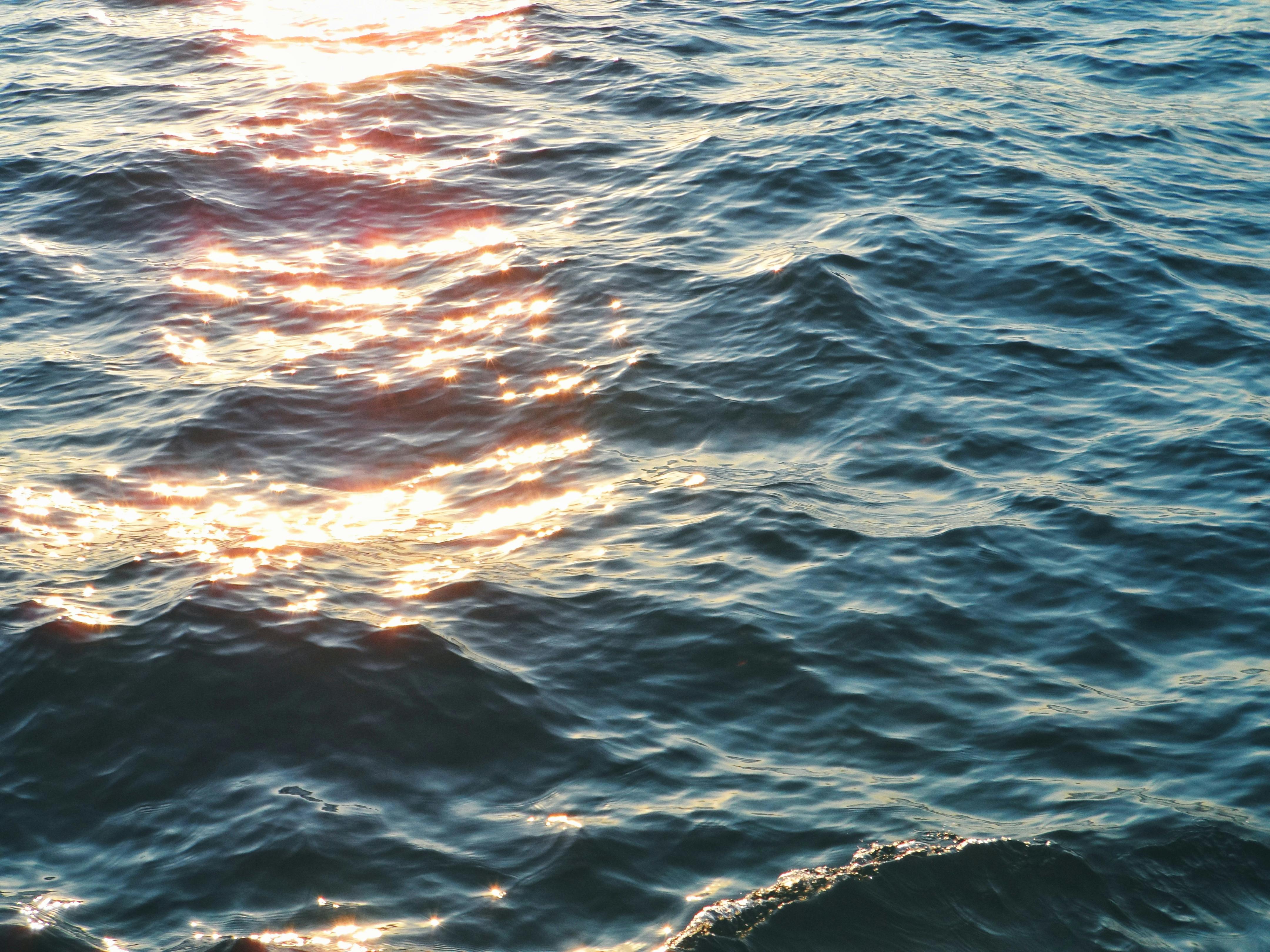 Sunlit Ocean Waves with Sparkling Light Reflection · Free Stock Photo