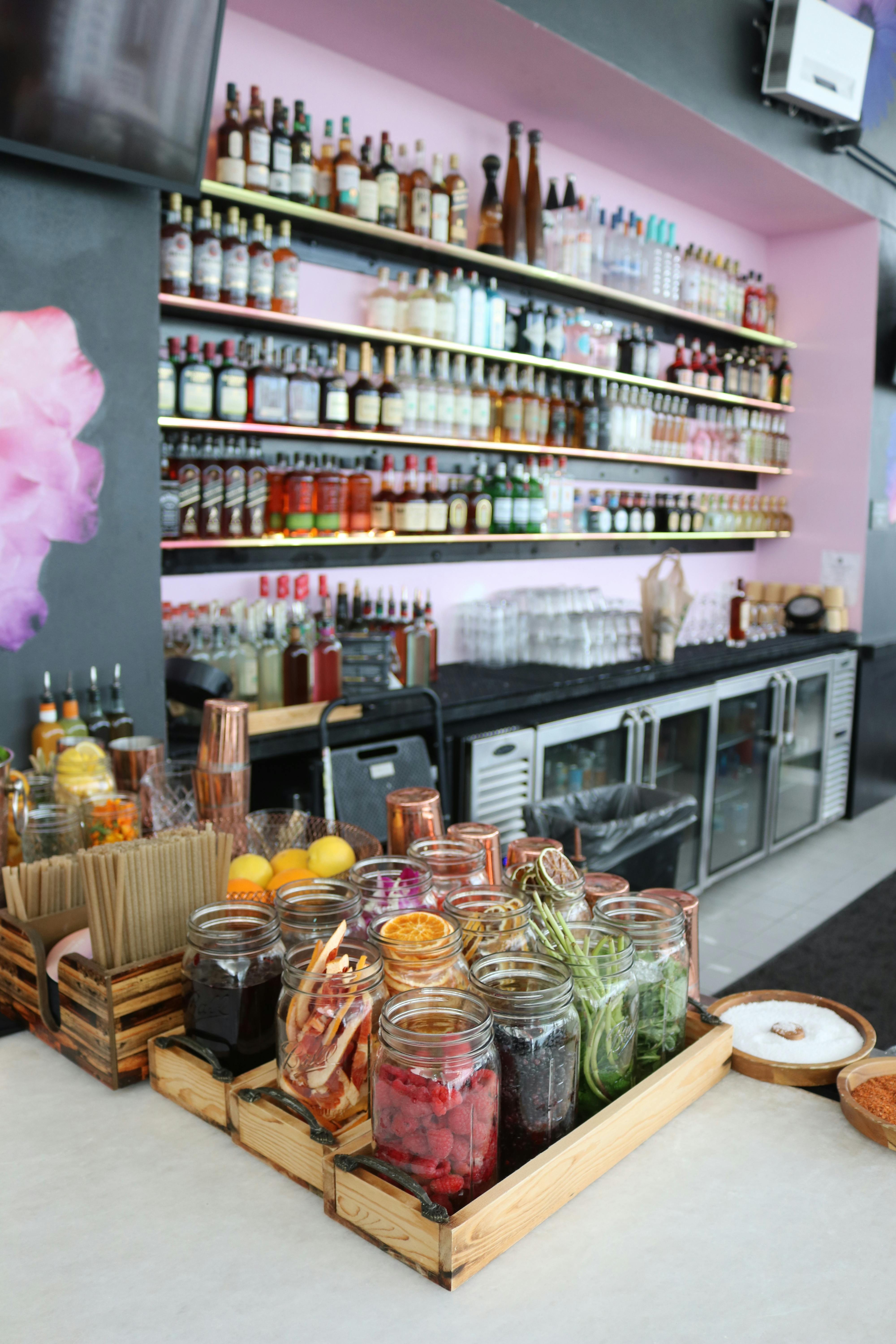 Bar Colorido Com Exposição De Diversas Bebidas Engarrafadas · Foto ...