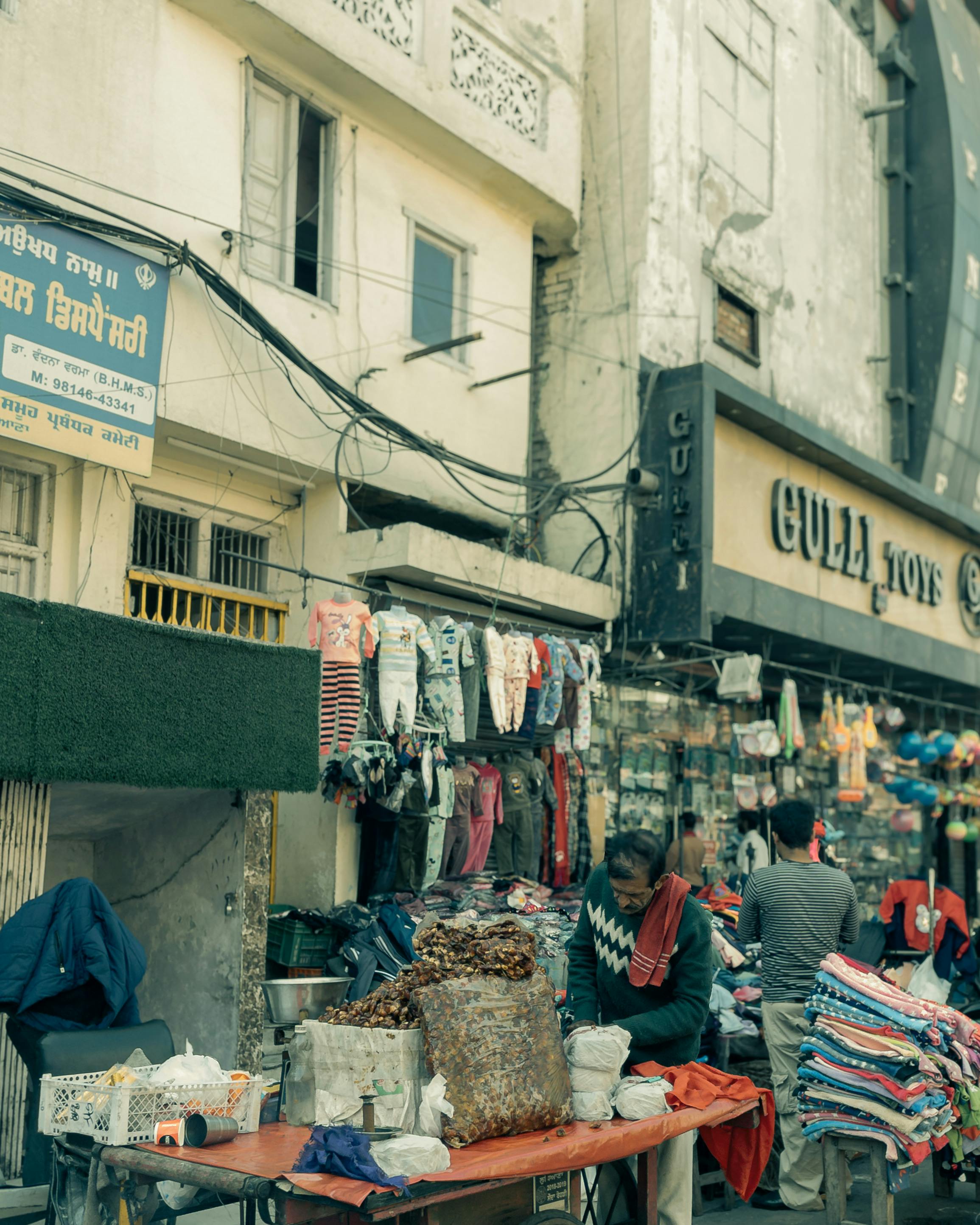 Vibrant Street Market Scene in India · Free Stock Photo