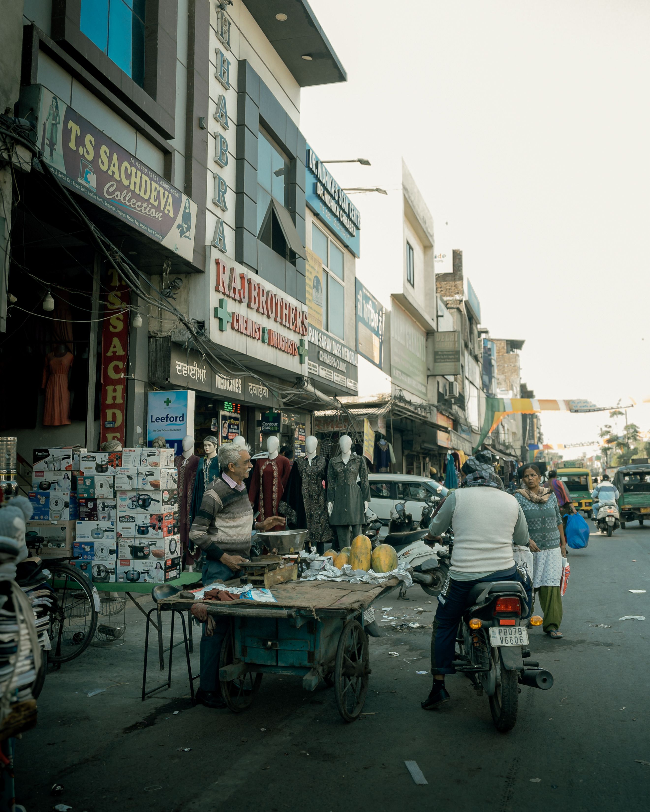 Pasar Jalanan India Yang Ramai Dengan Penjual Dan Pembeli · Foto Stok ...