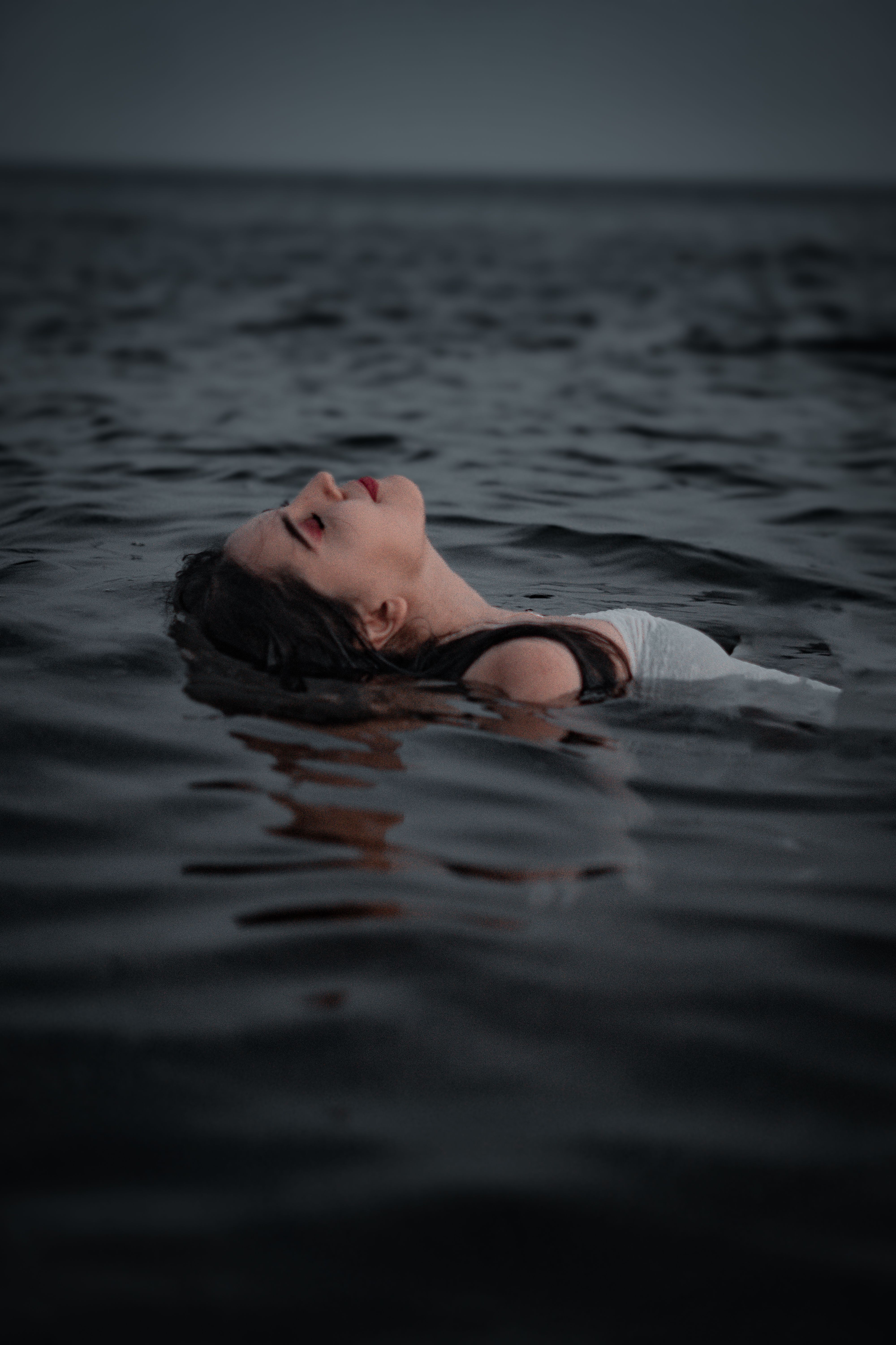 Wanita Tenang Mengambang Di Perairan Laut Yang Tenang · Foto Stok Gratis