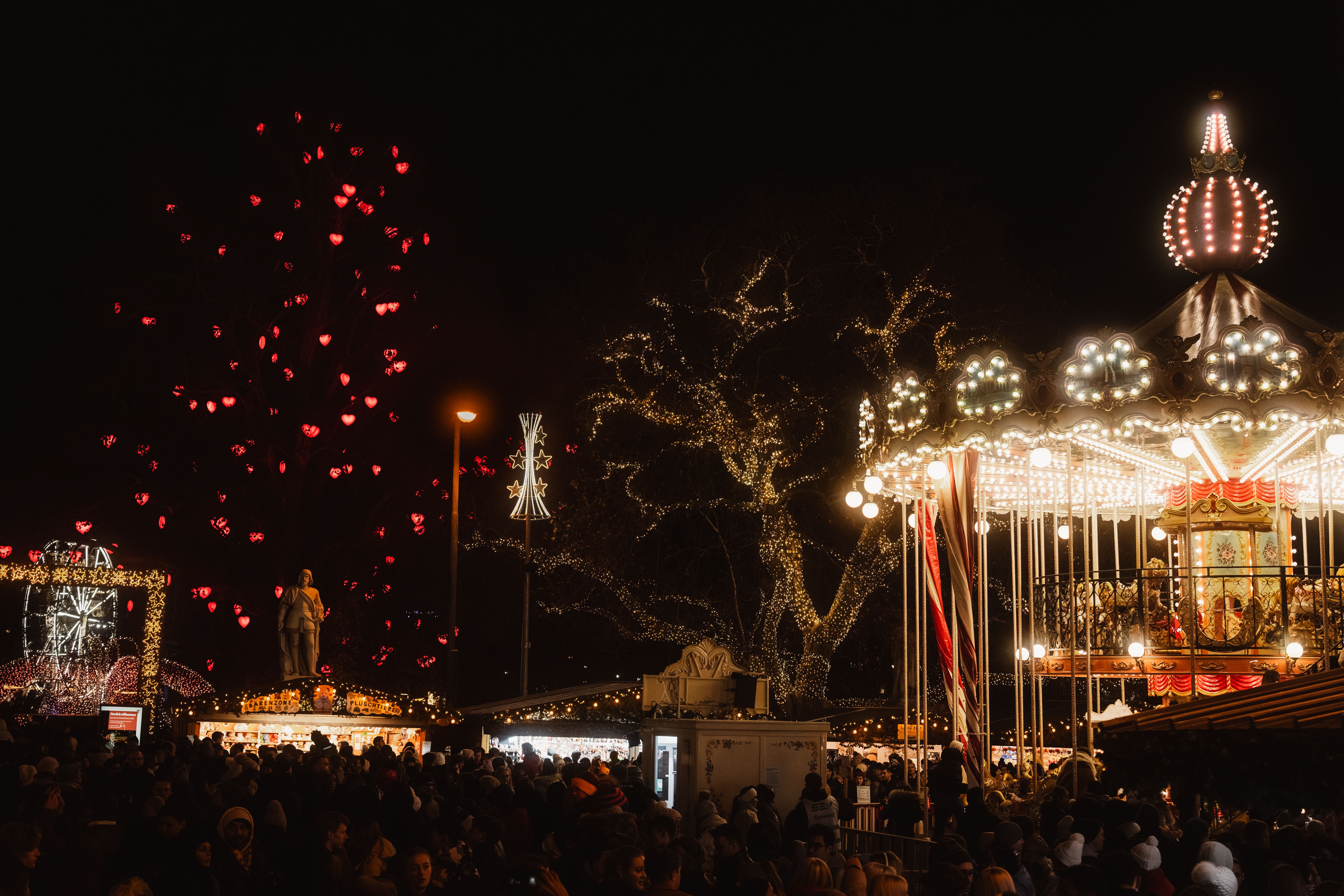 Malam Kemeriahan Di Pasar Natal Dengan Korsel Berlampu · Foto Stok Gratis
