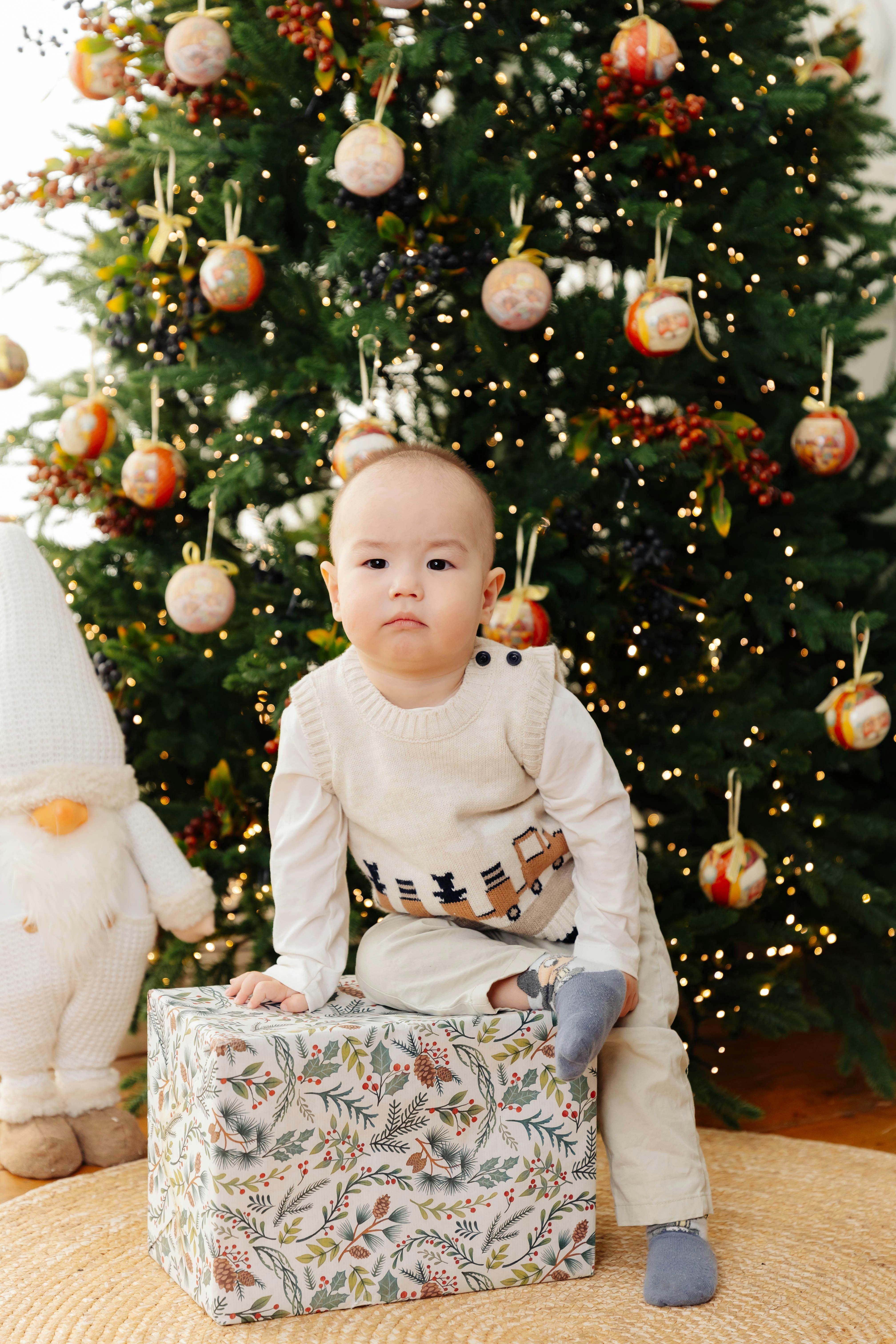 Bayi Yang Menggemaskan Dalam Suasana Natal Yang Meriah · Foto Stok Gratis