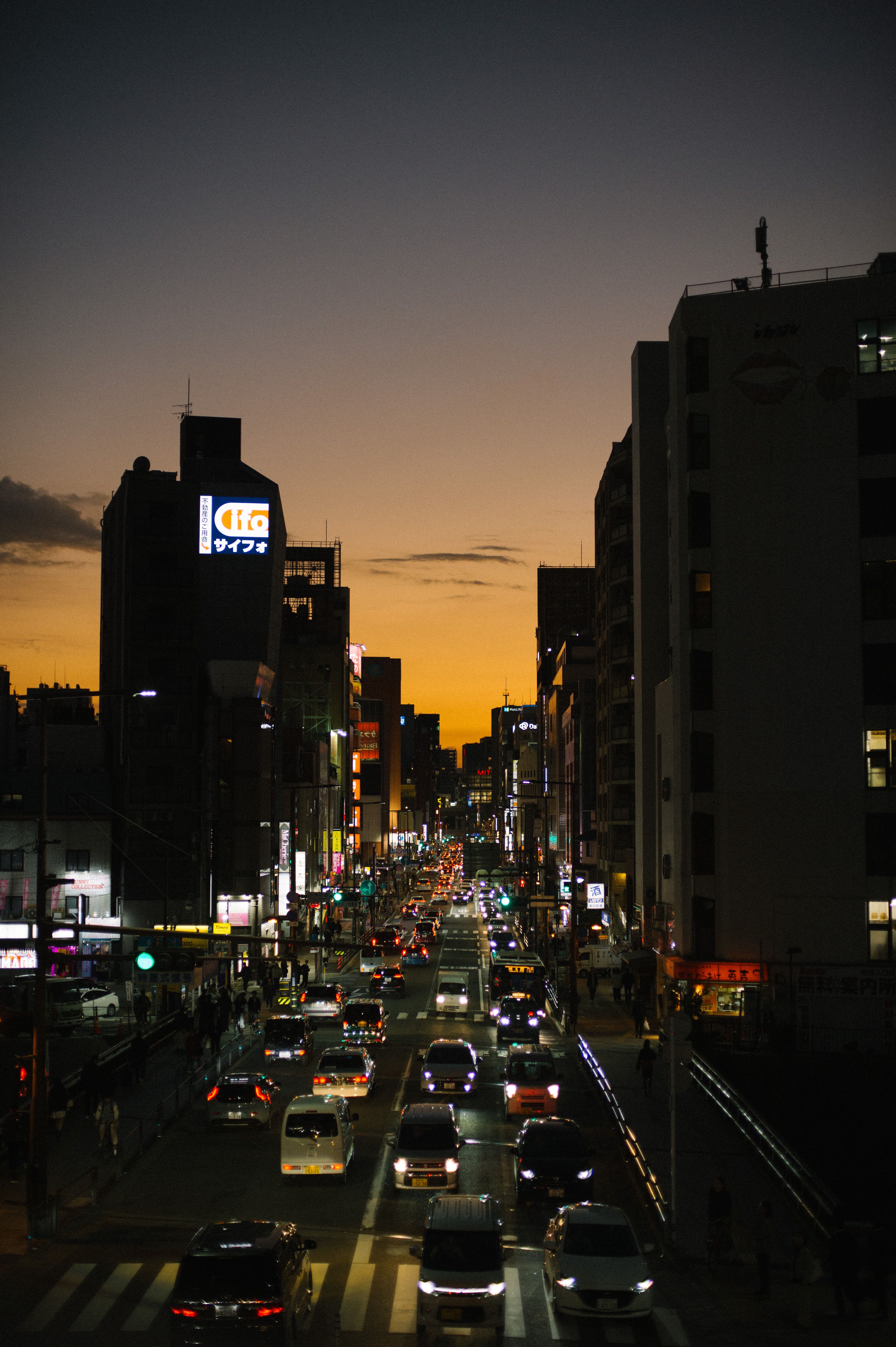Jalanan Tokyo Yang Semarak Saat Matahari Terbenam · Foto Stok Gratis