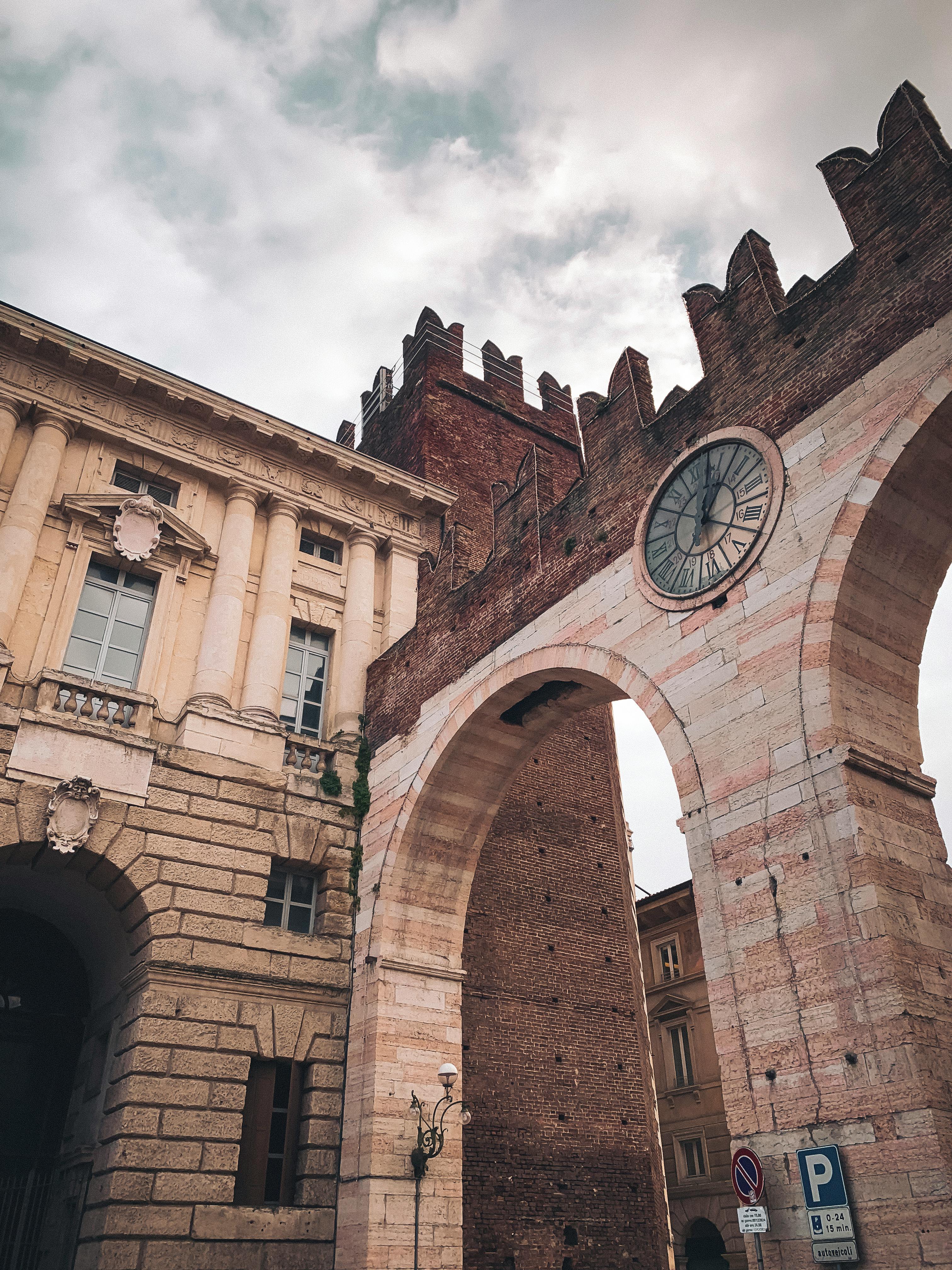 Histórico Arco Della Costa Em Verona, Itália · Foto profissional gratuita