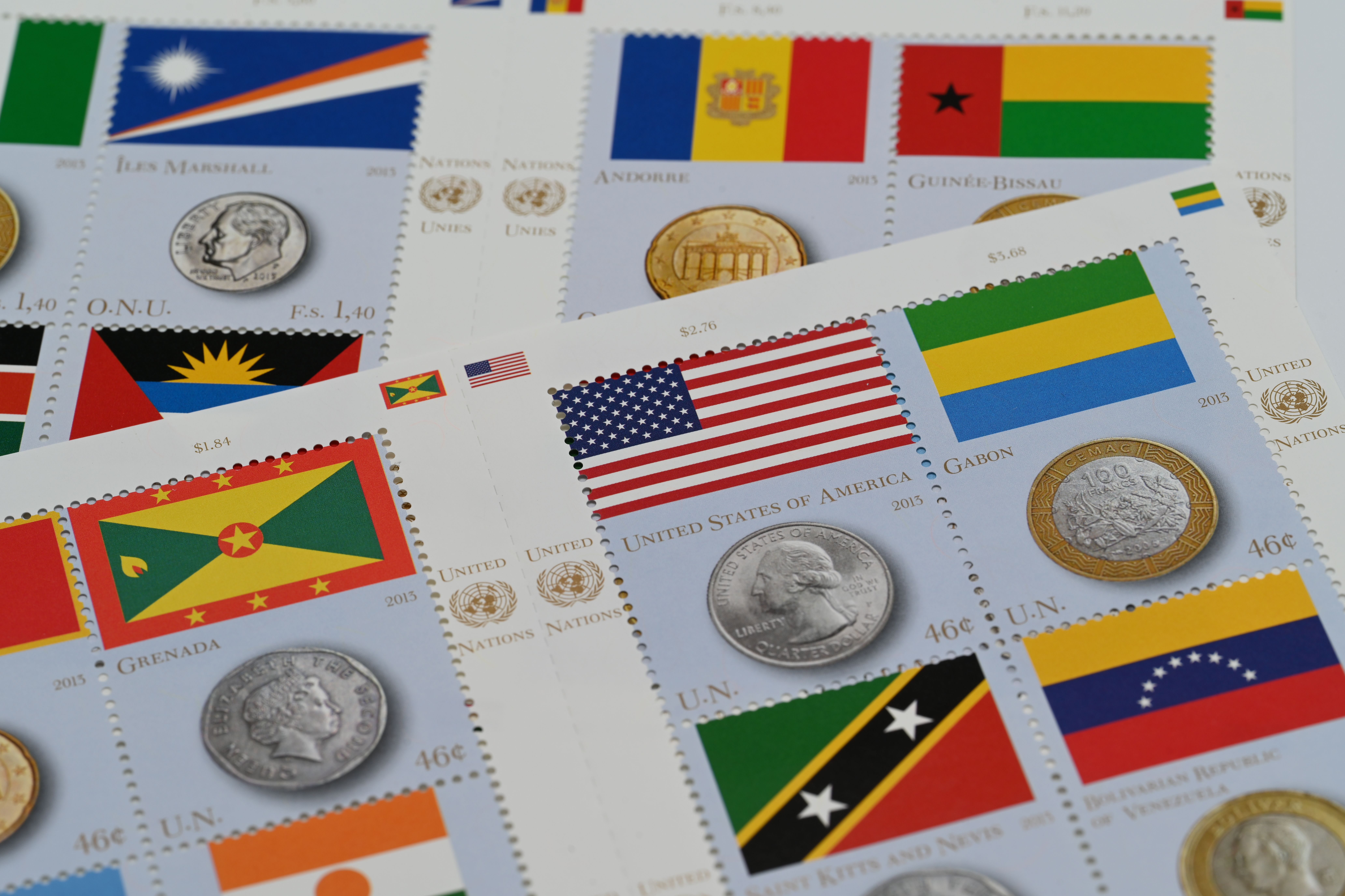 Coleção Colorida De Selos E Moedas Internacionais · Foto profissional ...