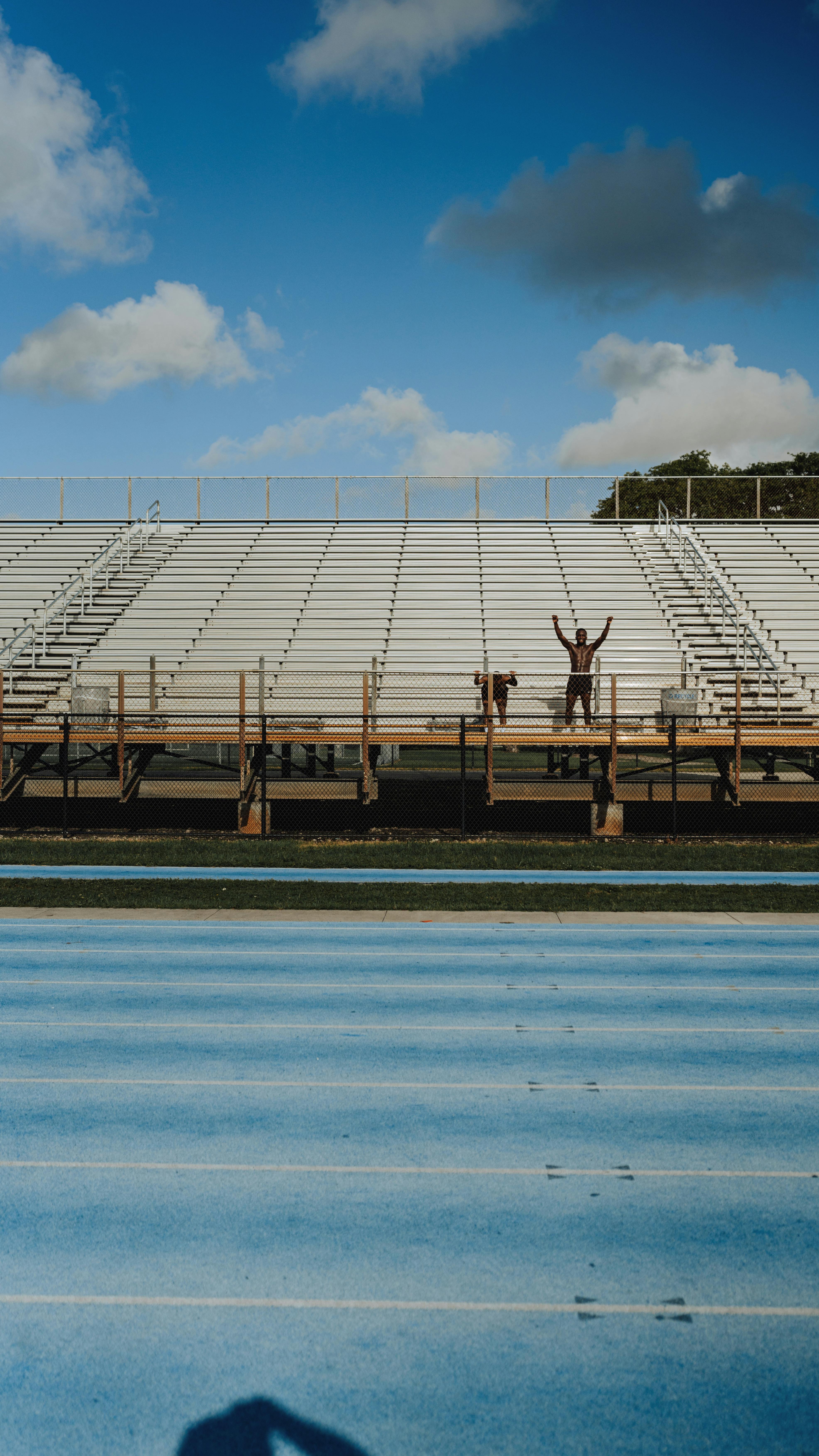 Gradas De Estadio Vacías Con Pista De Atletismo Azul · Foto de stock ...