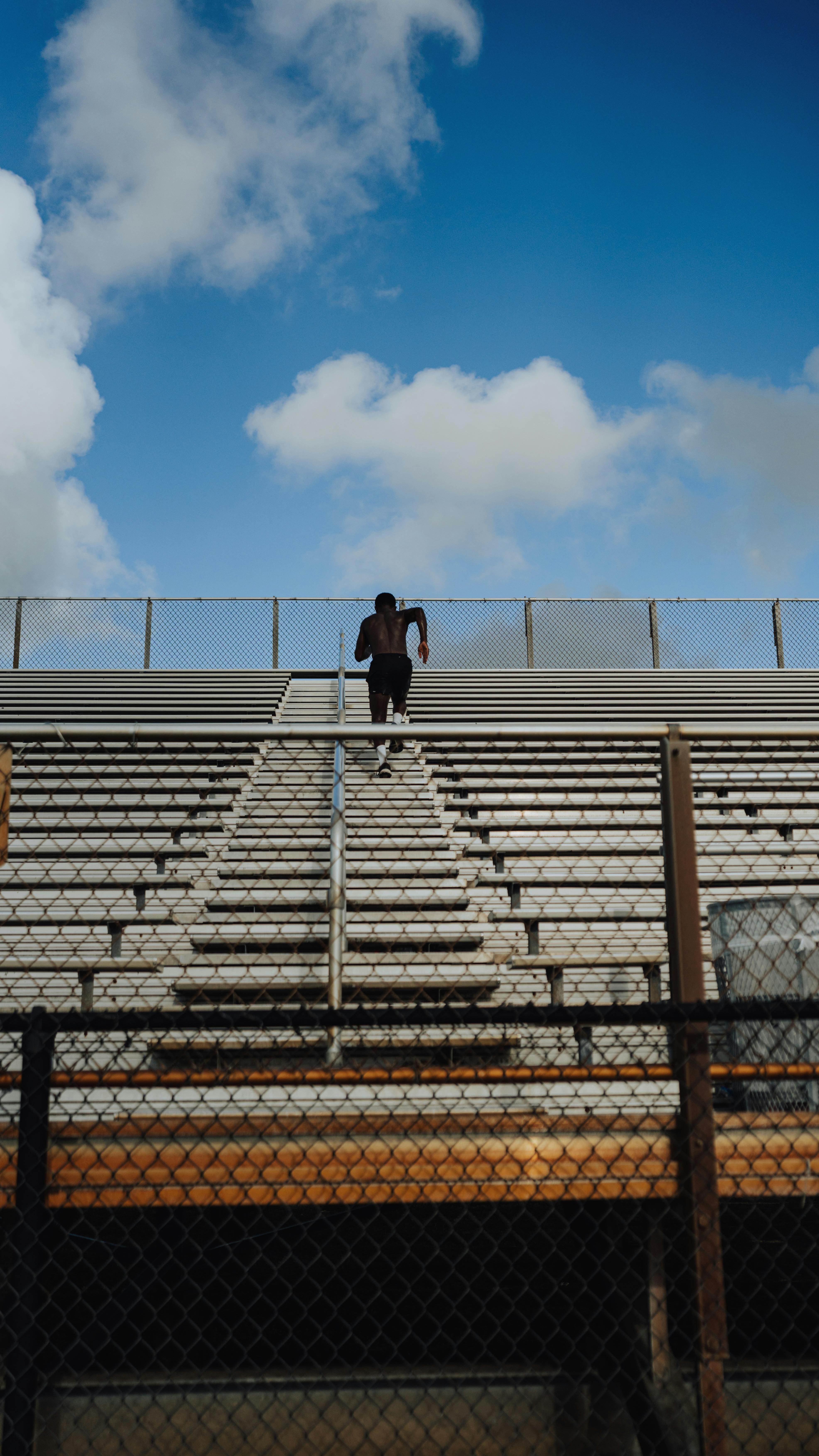 Hombre Subiendo A Las Gradas Bajo Un Cielo Despejado · Foto de stock ...