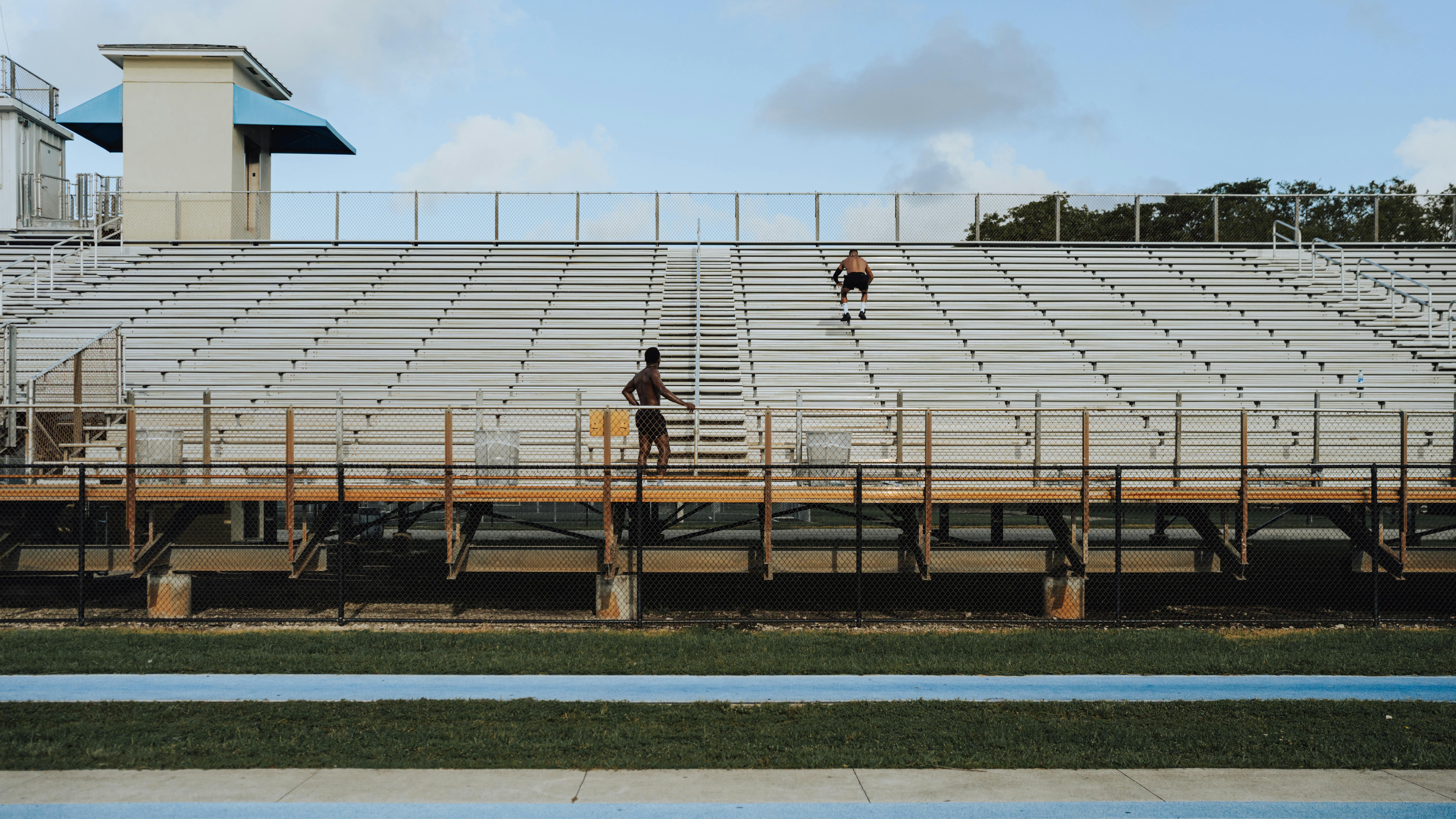 Gradas De Estadio Al Aire Libre Con Dos Personas Haciendo Ejercicio ...