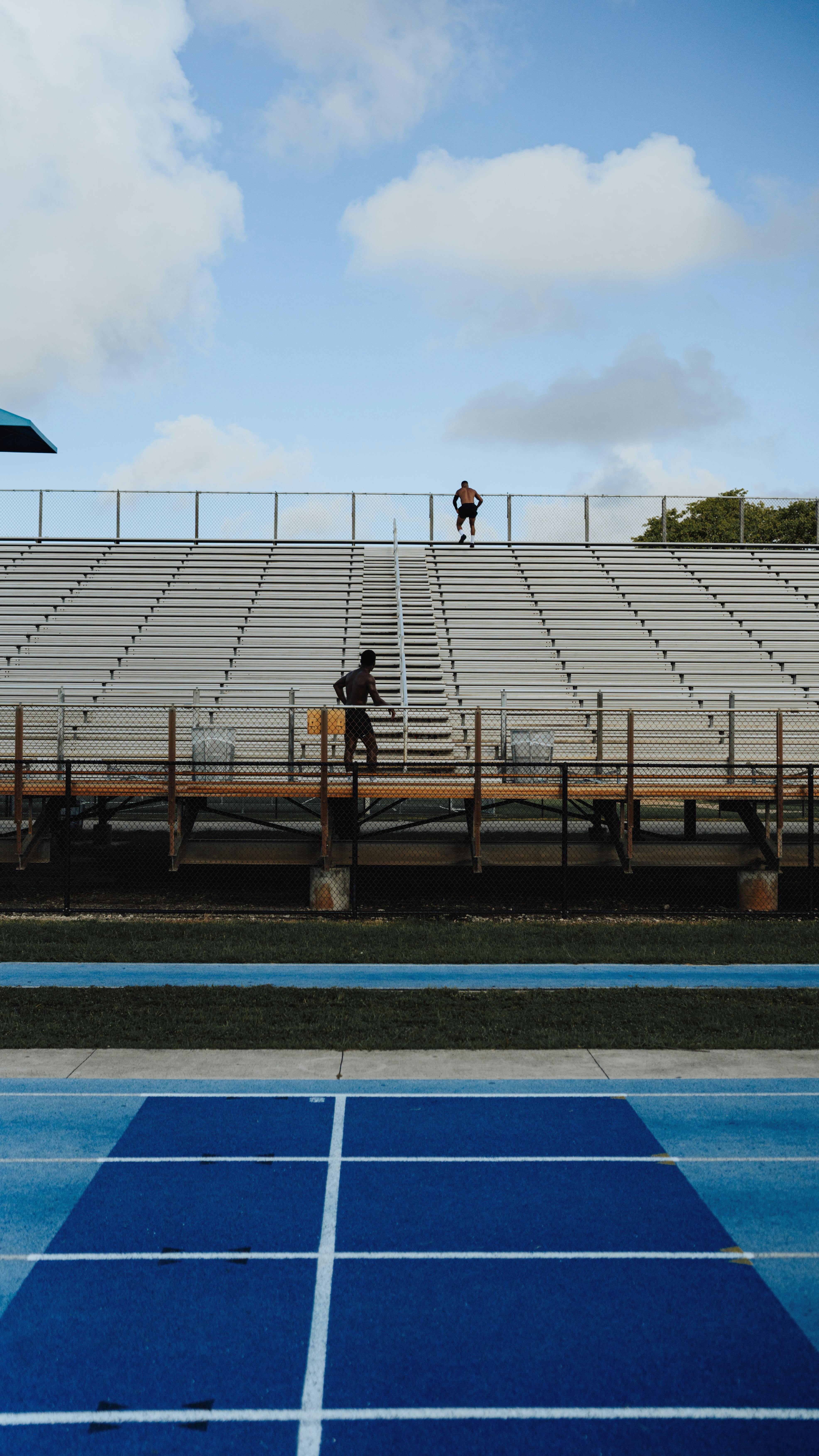 Atletas Entrenando En Gradas De Estadios Al Aire Libre · Foto de stock ...