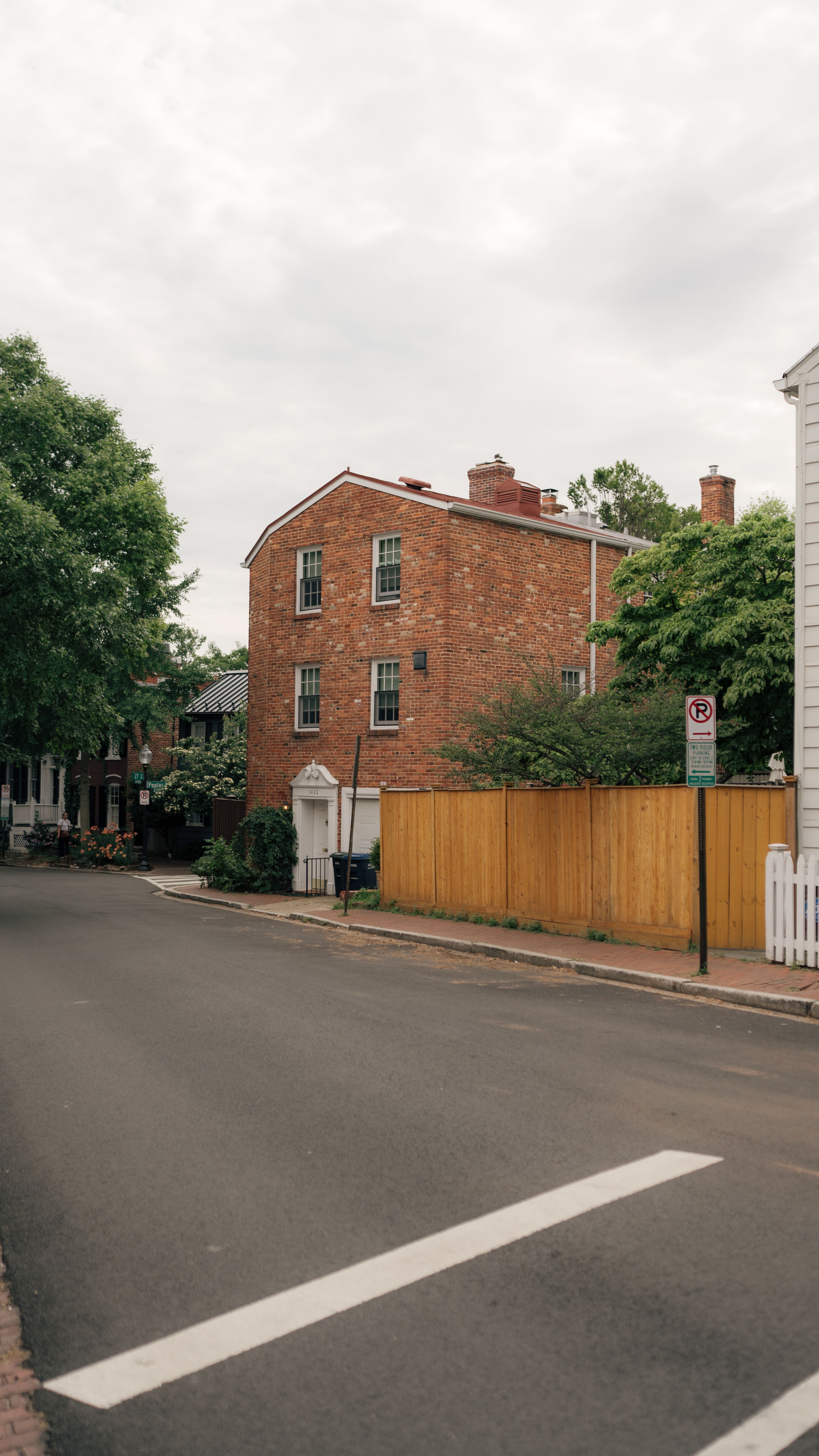 Charming Brick Building on Quiet Street · Free Stock Photo
