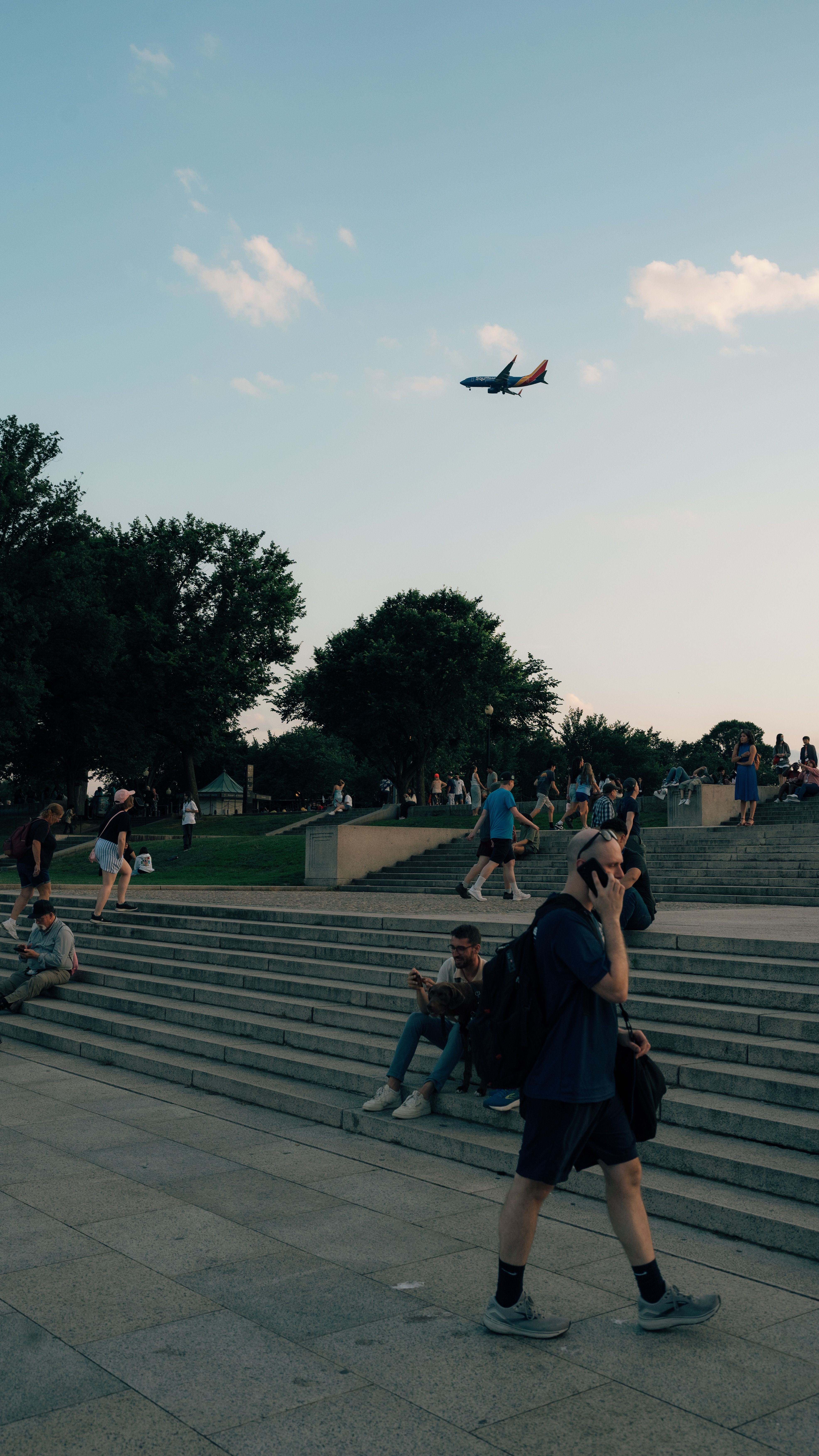 Escena De Parque Urbano Con Avión Sobrevolando · Foto de stock gratuita