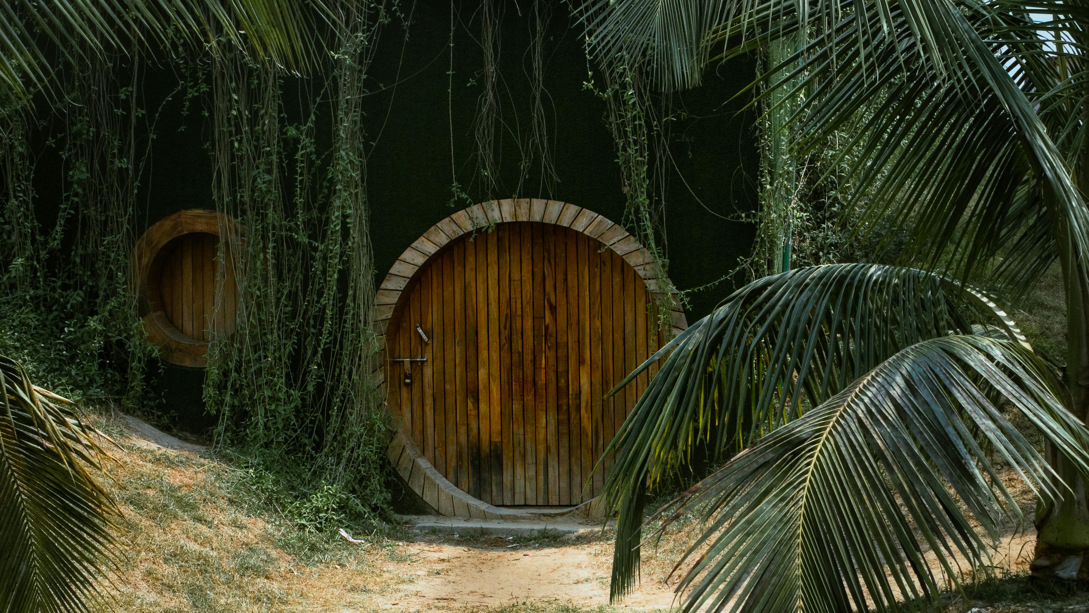 Puerta Circular De Madera Inspirada En El Hobbit En La Naturaleza ...