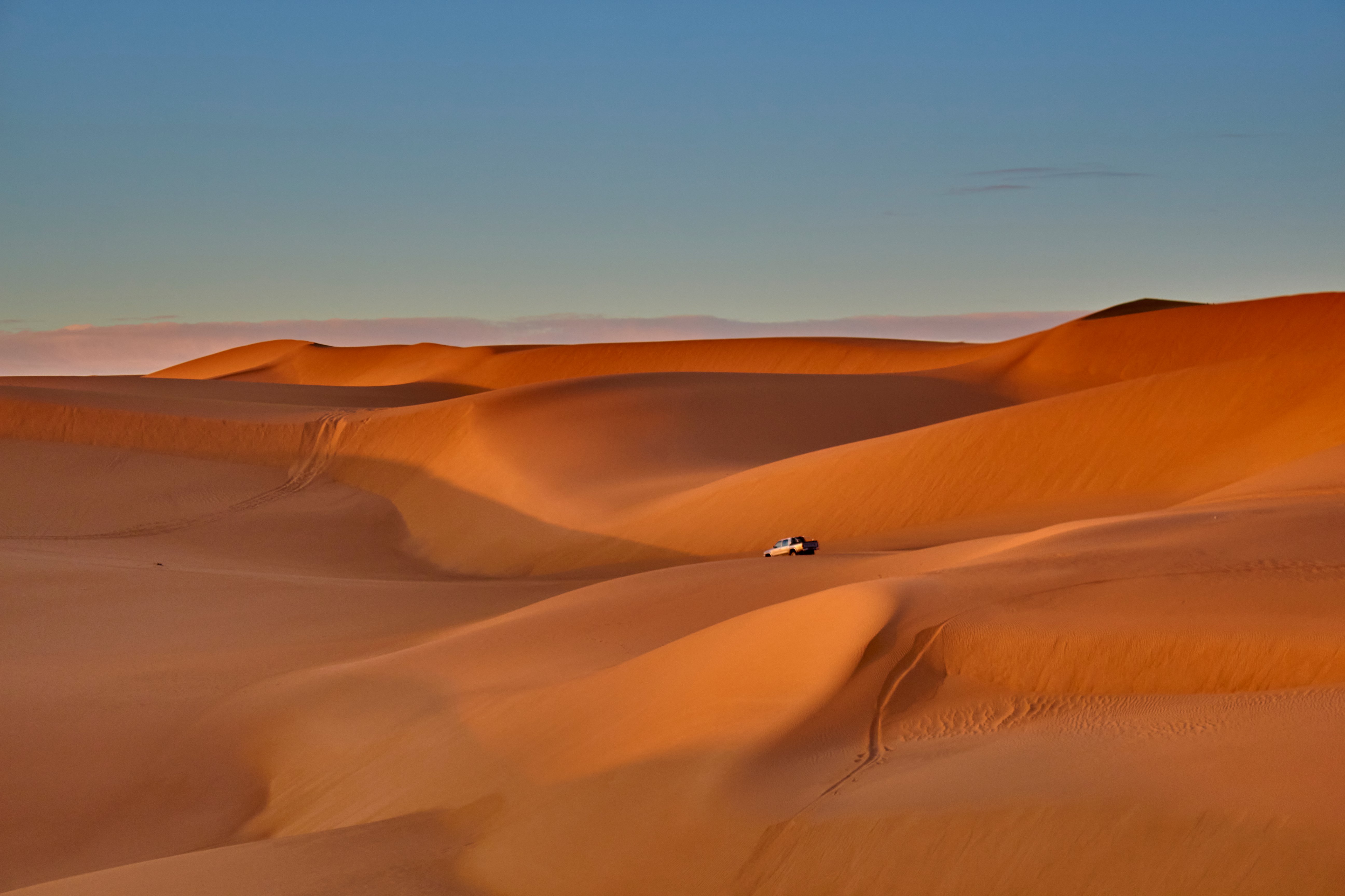 Serene Golden Sands Desert Adventure at Sunset · Free Stock Photo
