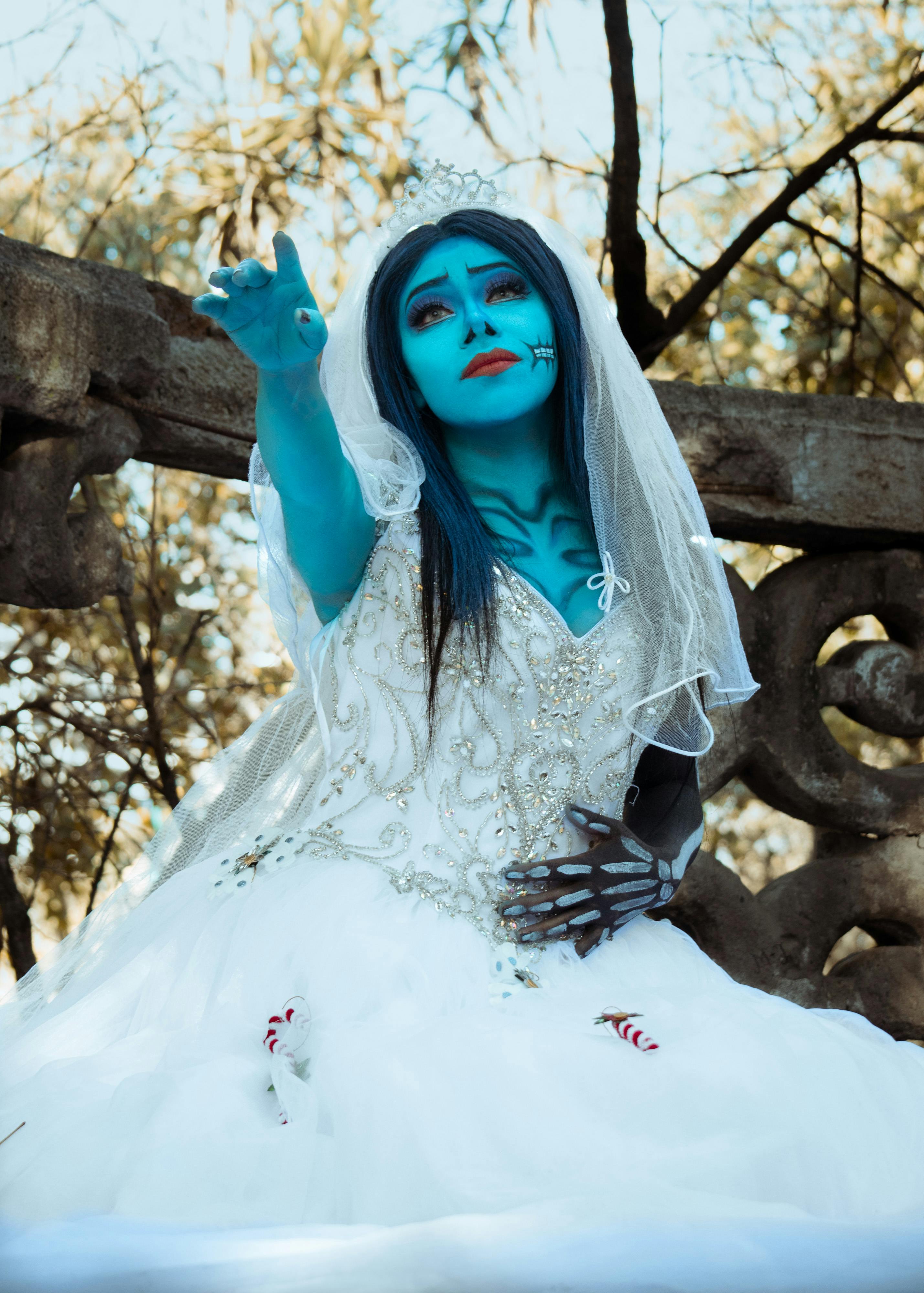 Cosplayer Berwajah Biru Dengan Gaun Pengantin Potret Luar Ruangan ...