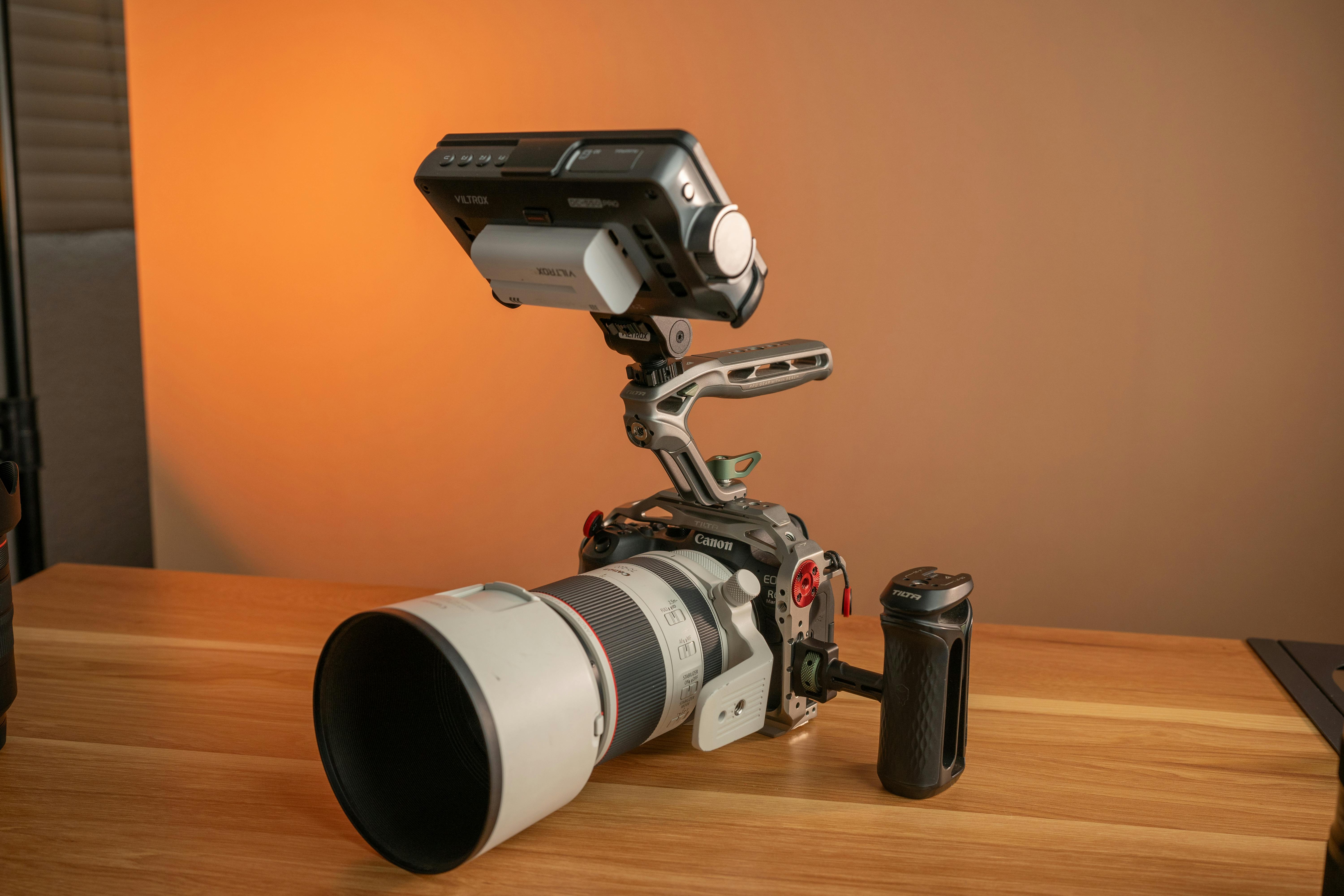 Professional Camera Setup with Telephoto Lens · Free Stock Photo