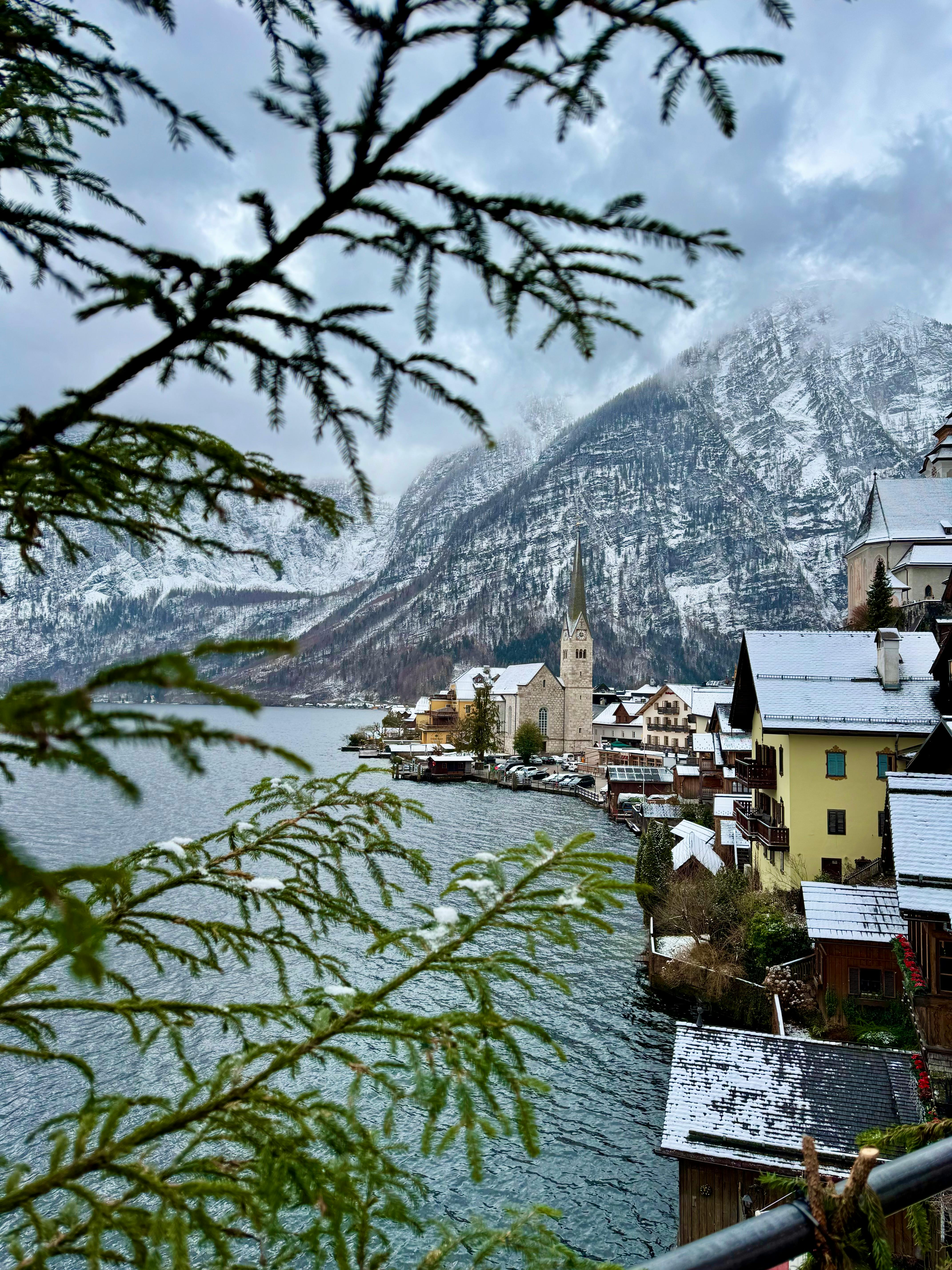 Vista Panorámica Invernal Del Pueblo Y El Lago De Hallstatt · Foto de ...
