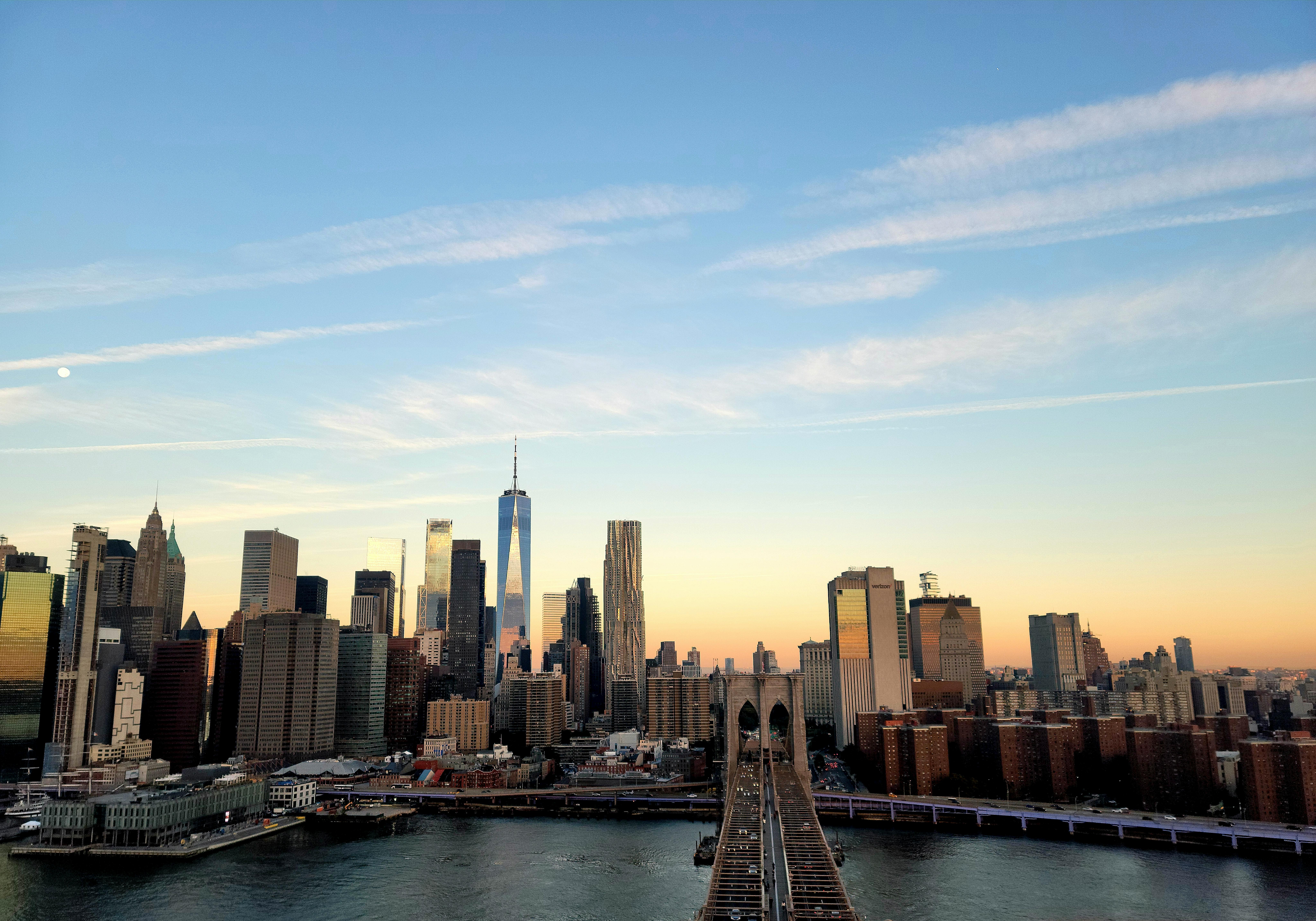Horizonte Da Cidade De Nova York Ao Pôr Do Sol Com A Ponte Do Brooklyn ...