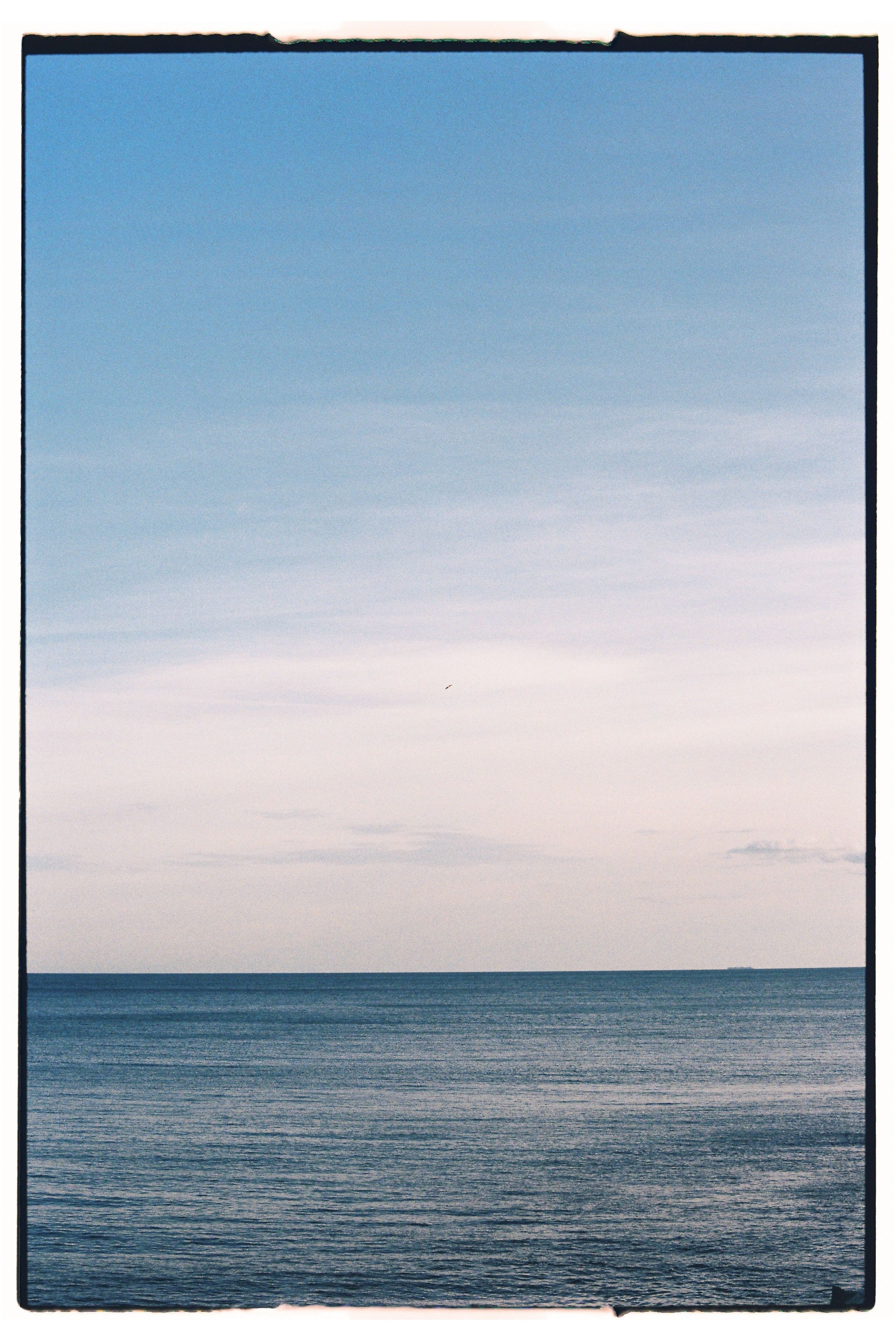 Tranquilo Horizonte Oceánico Bajo Un Cielo Azul Claro · Foto de stock ...