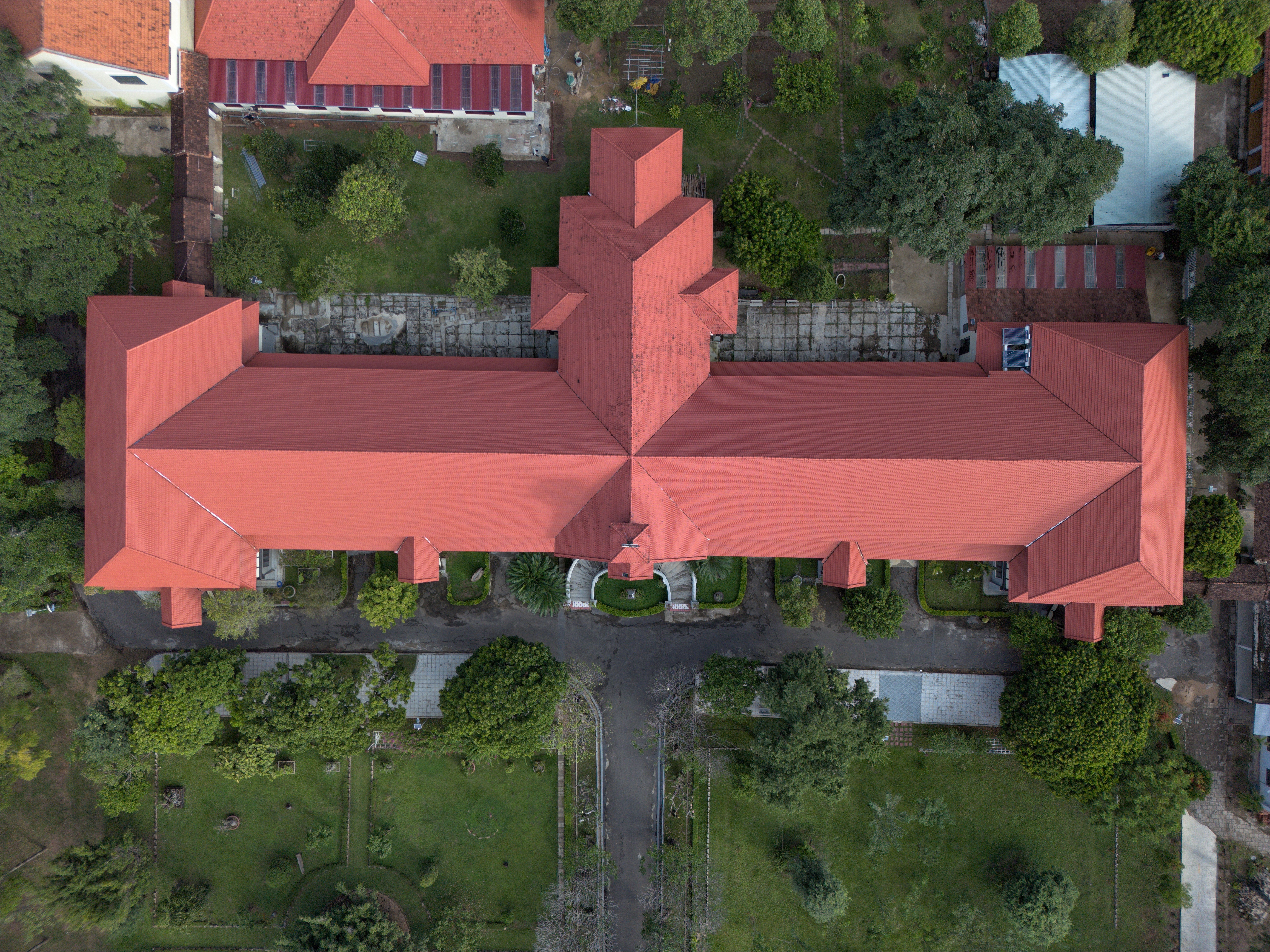 Vue Aérienne De La Structure Architecturale Du Toit Rouge · Photo gratuite