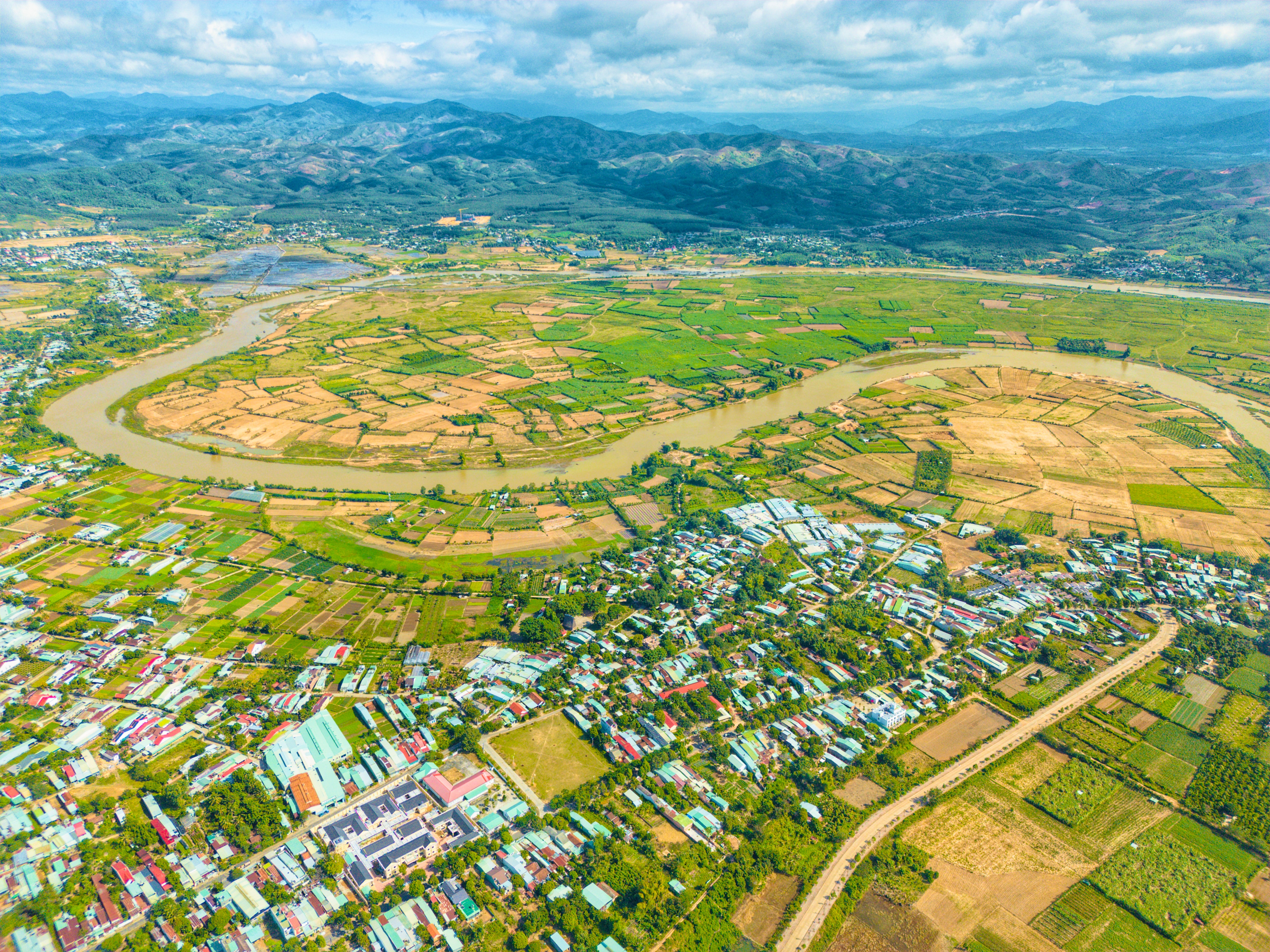 Pemandangan Udara Lengkungan Sungai Yang Subur Dan Ladang Tambal Sulam ...