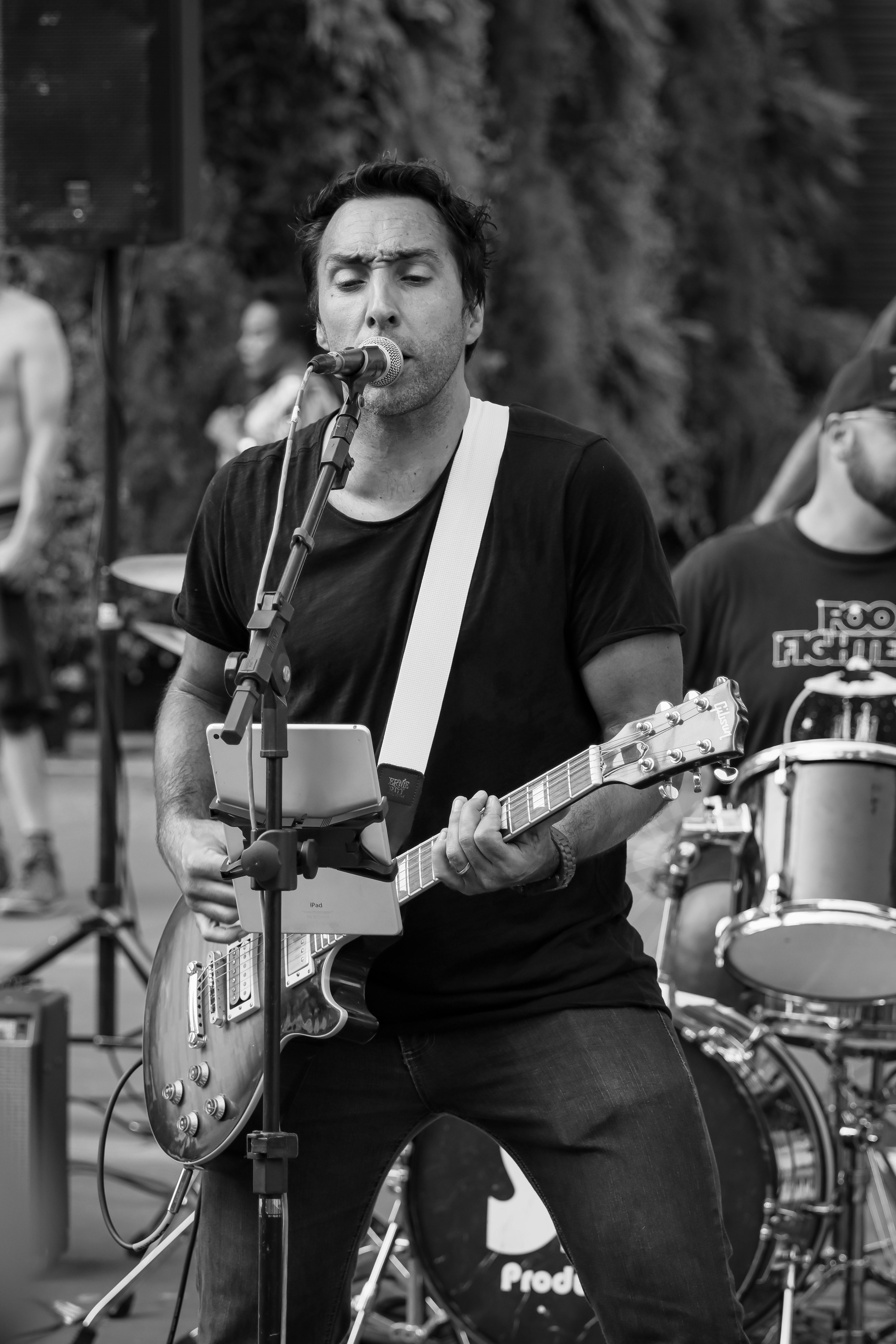 Live Outdoor Performance featuring Guitarist · Free Stock Photo