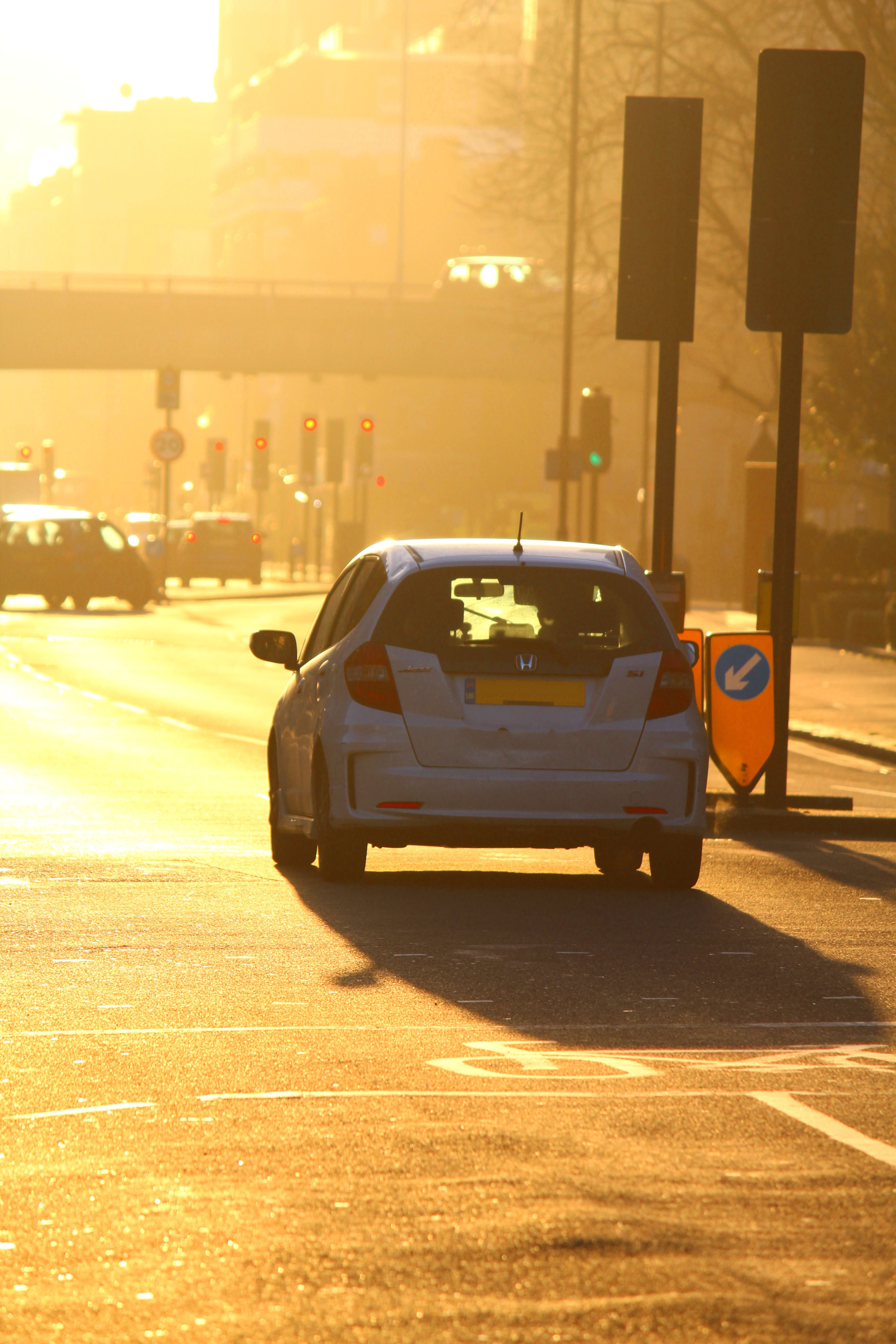 City Street at Dawn with Traffic Lights and Vehicles · Free Stock Photo