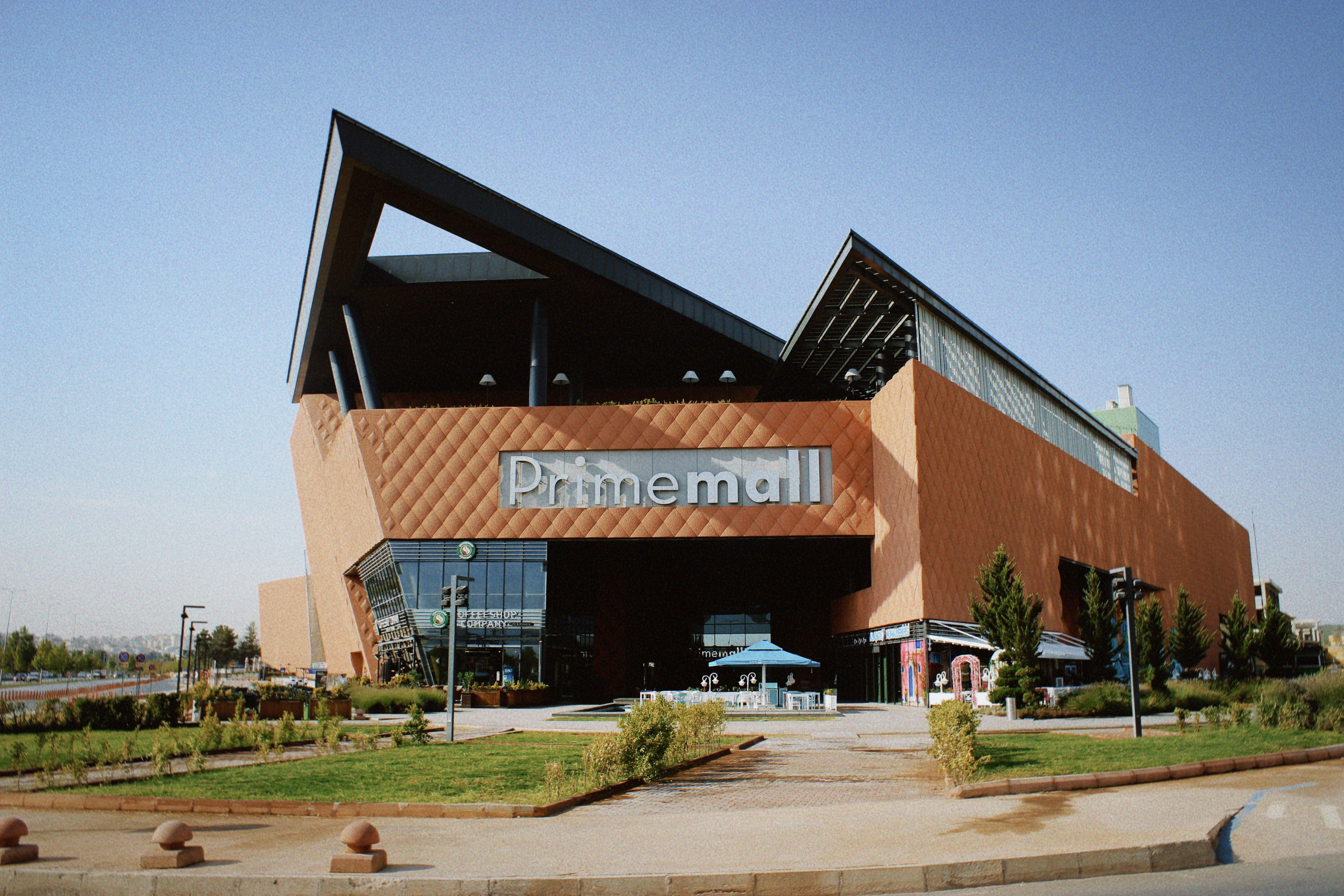 Modern Shopping Mall Exterior with Unique Architecture · Free Stock Photo