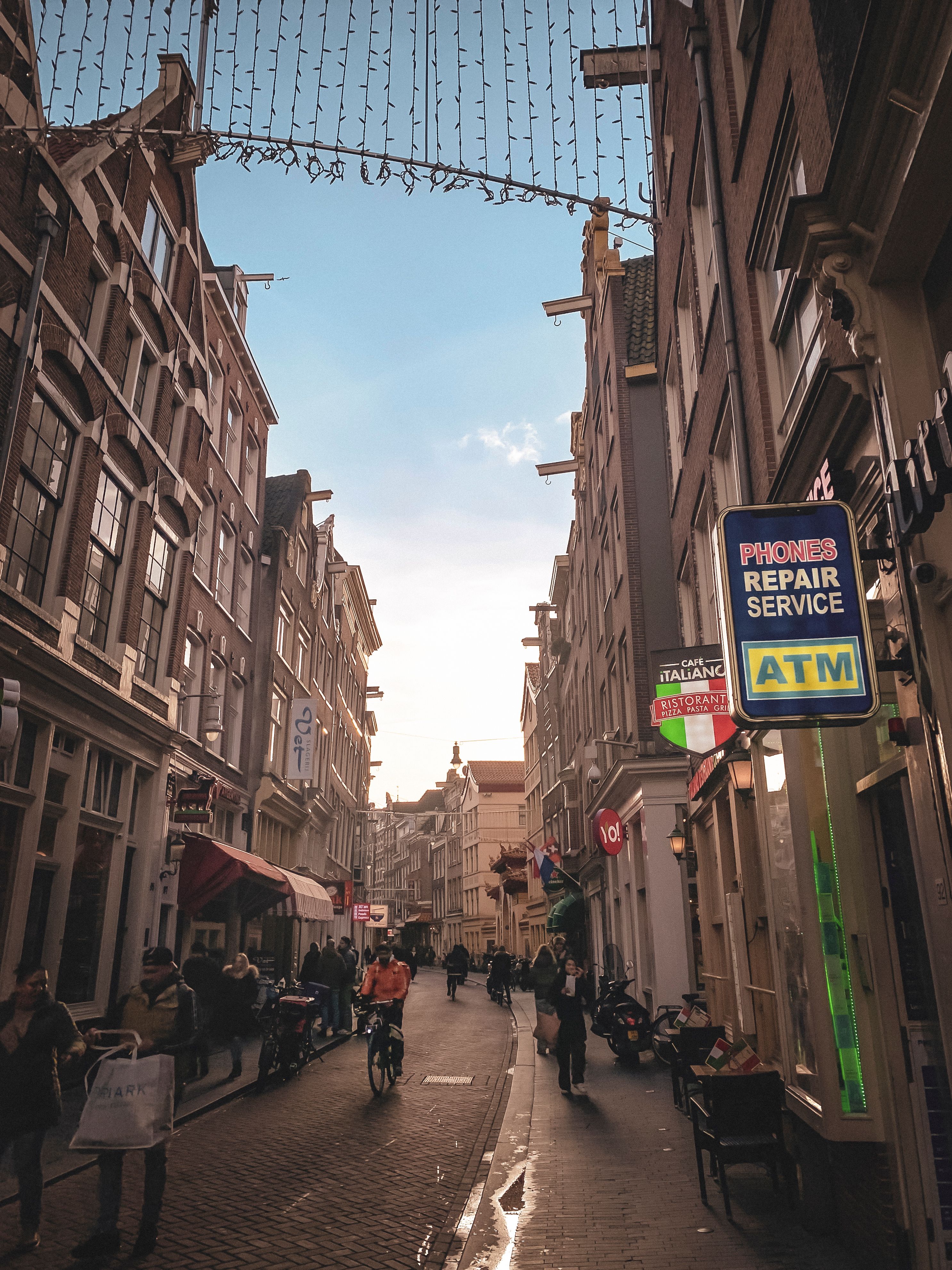 Charmante Rue D'amsterdam Avec Ses Maisons Emblématiques Au Bord Des ...