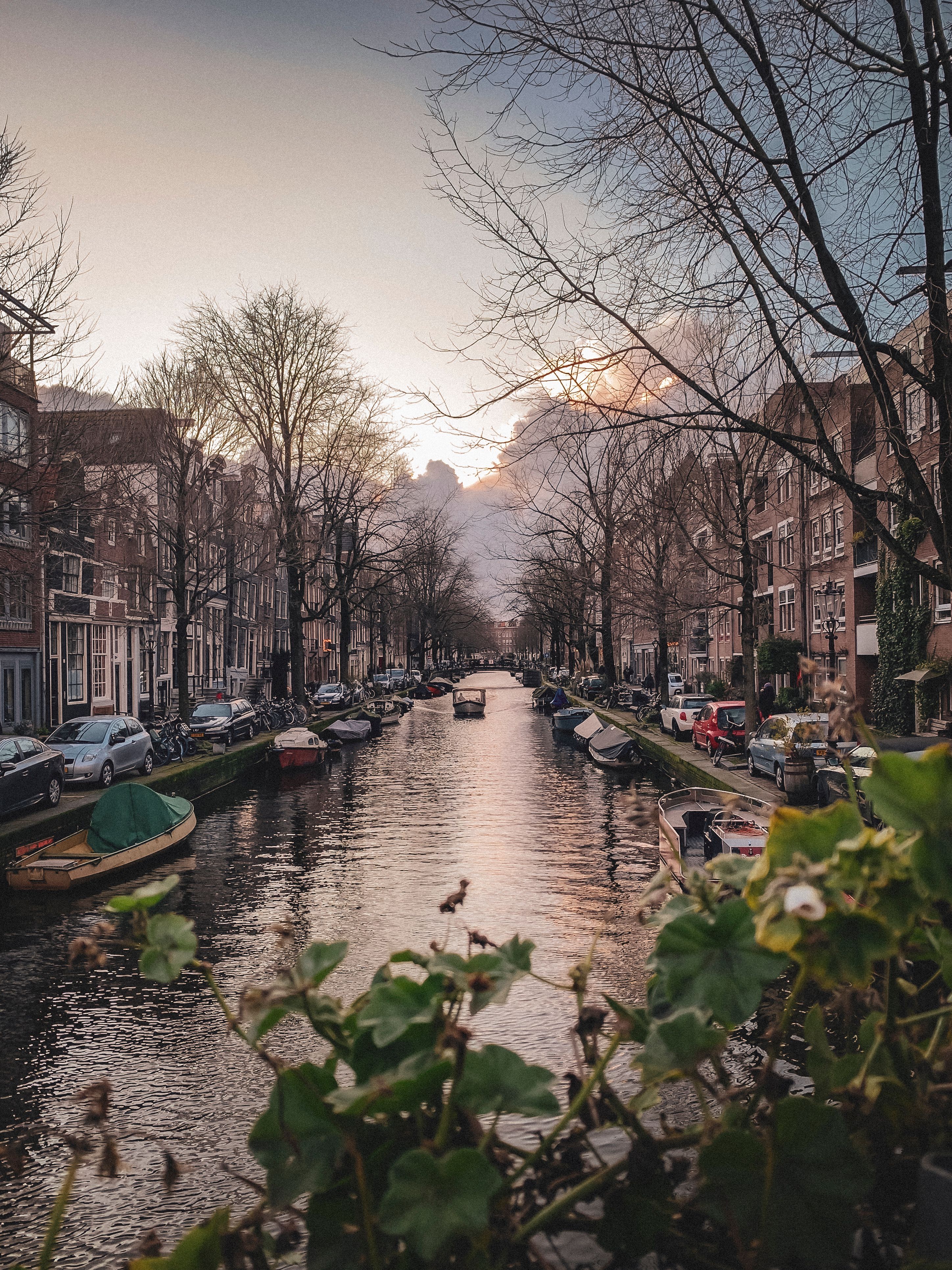O Pitoresco Canal De Amsterdã Ao Pôr Do Sol · Foto profissional gratuita