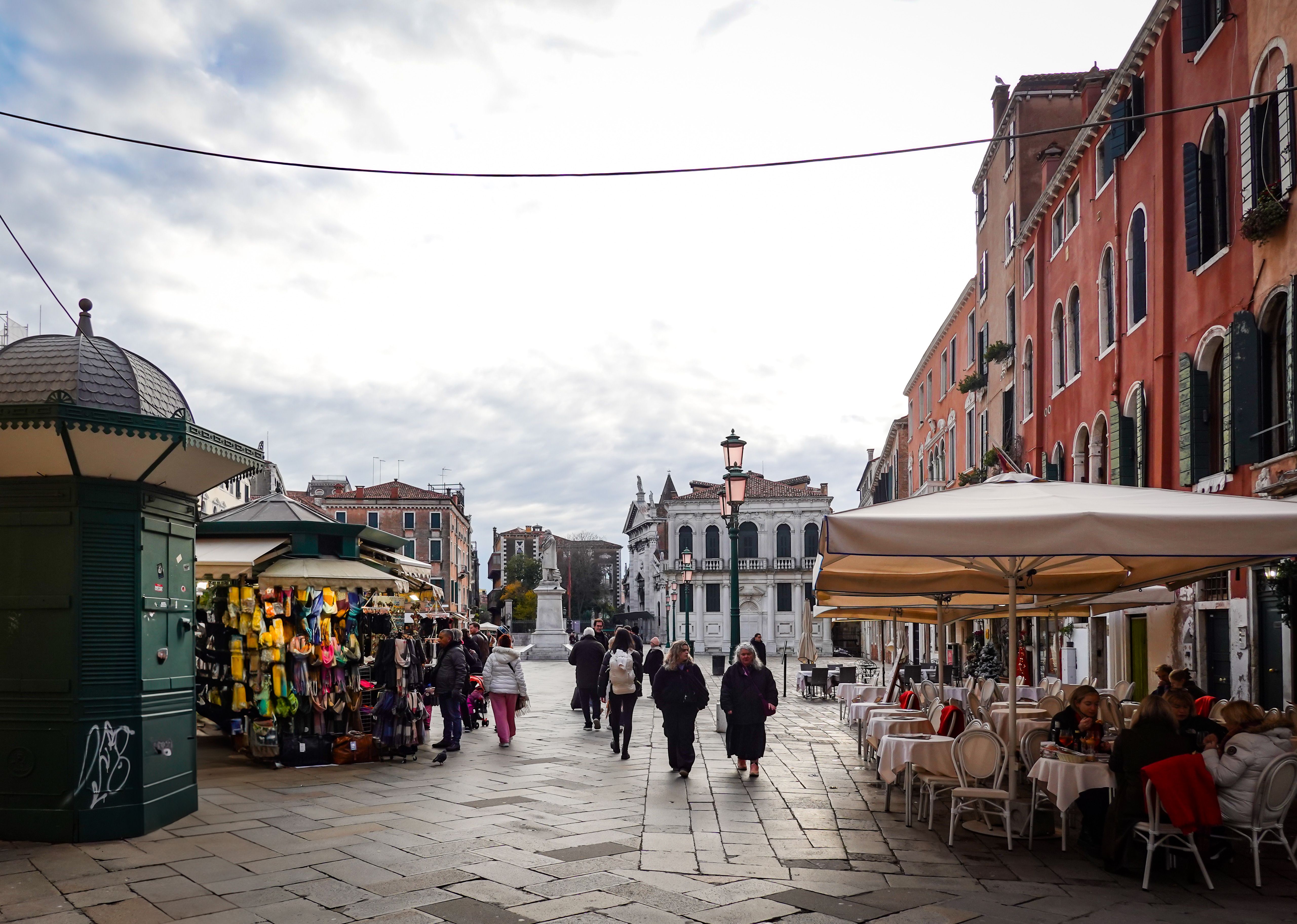 Charming Street Scene in Venice with Restaurants · Free Stock Photo