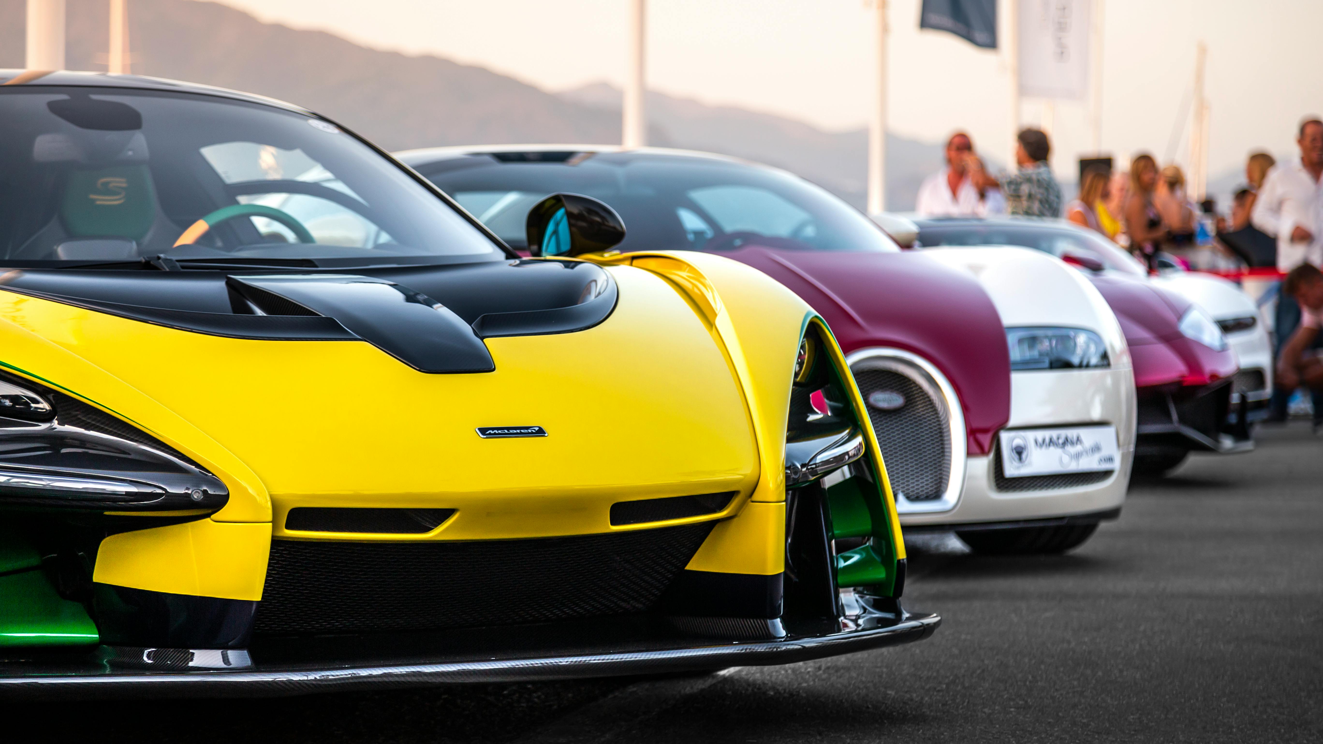 Supercarros De Luxo Exibidos No Salão Do Automóvel De Marbella · Foto ...