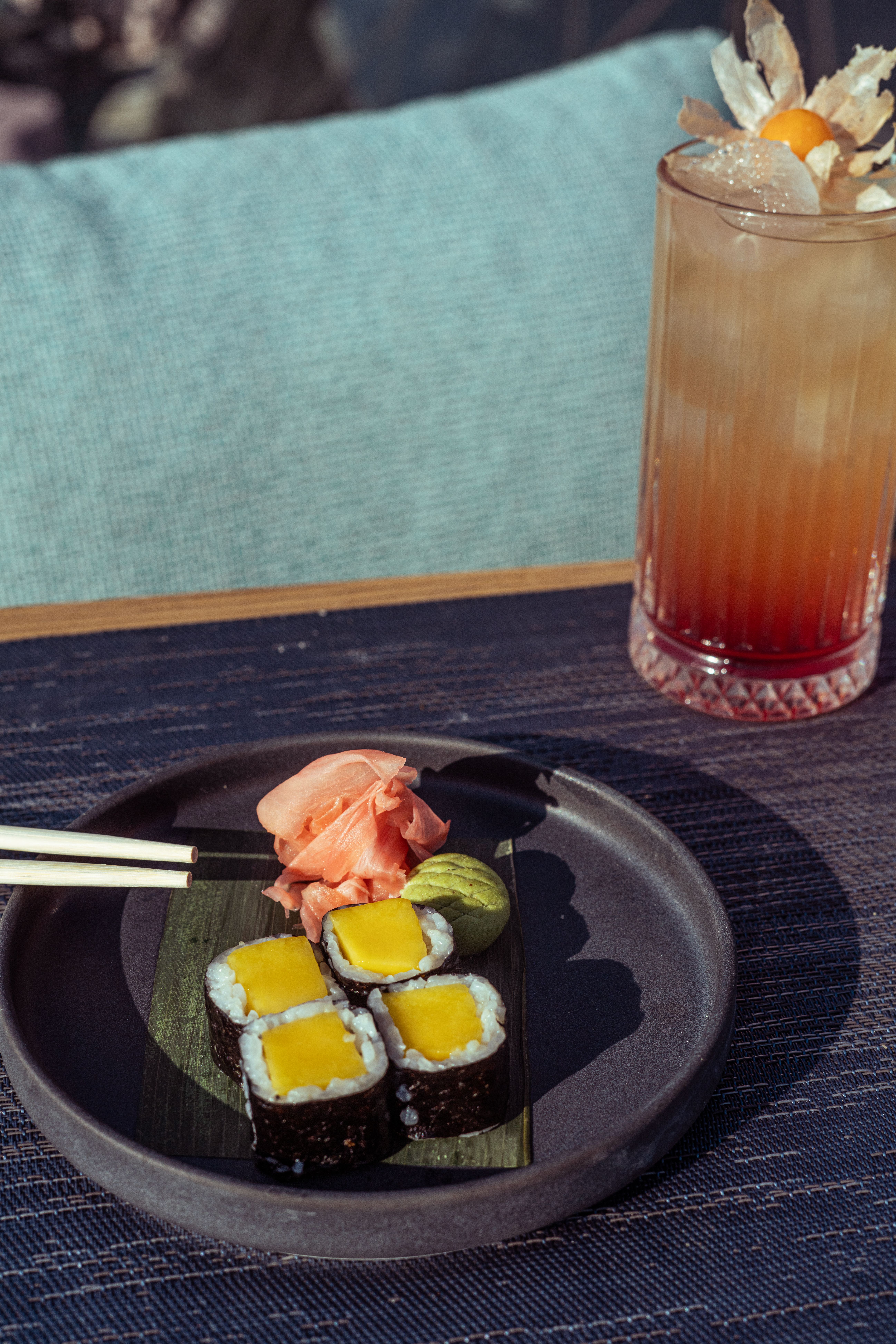 Rollos De Sushi De Mango Y Cóctel Refrescante Al Aire Libre · Foto de ...