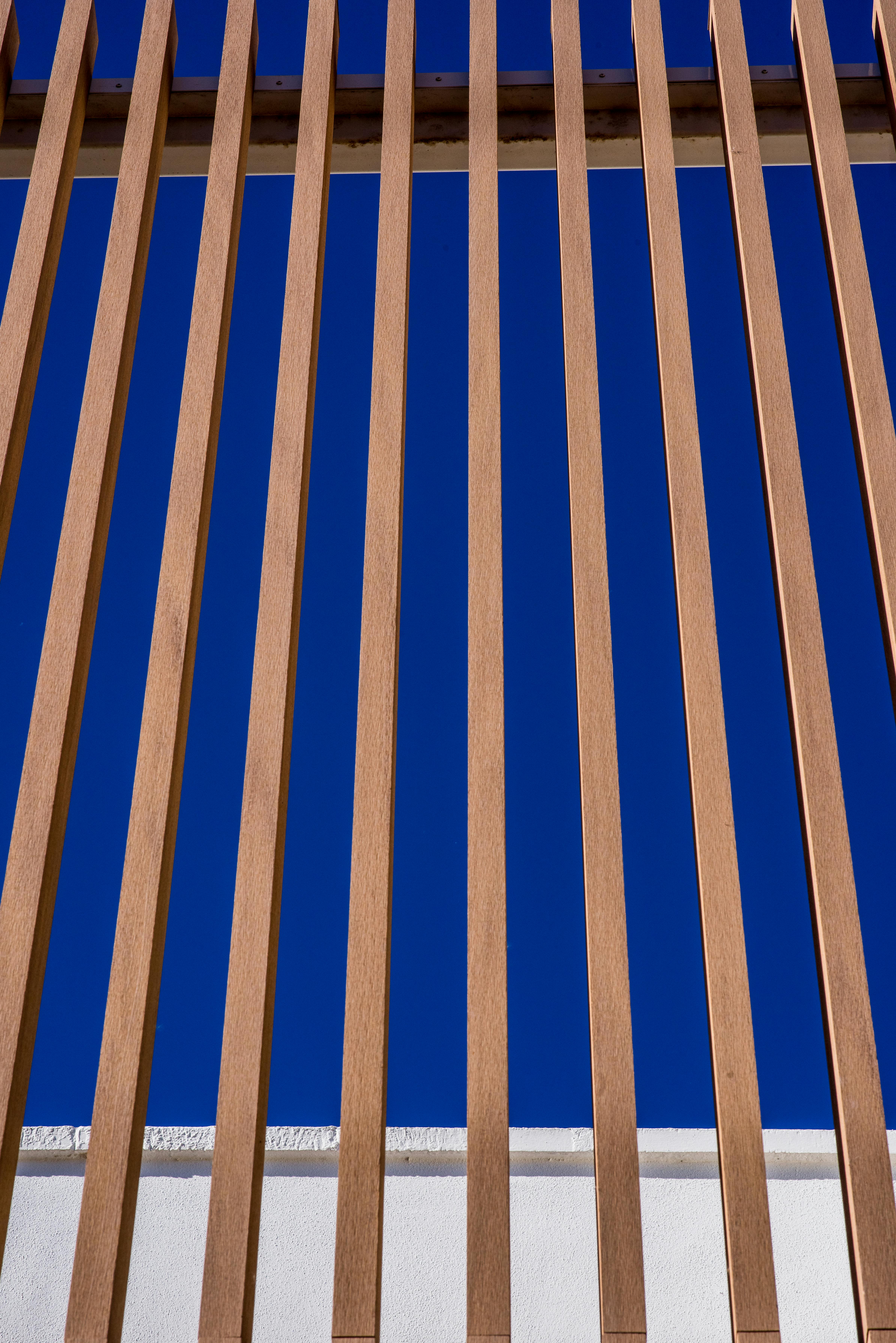 Listones De Madera Verticales Contra Un Cielo Azul Claro · Foto de ...