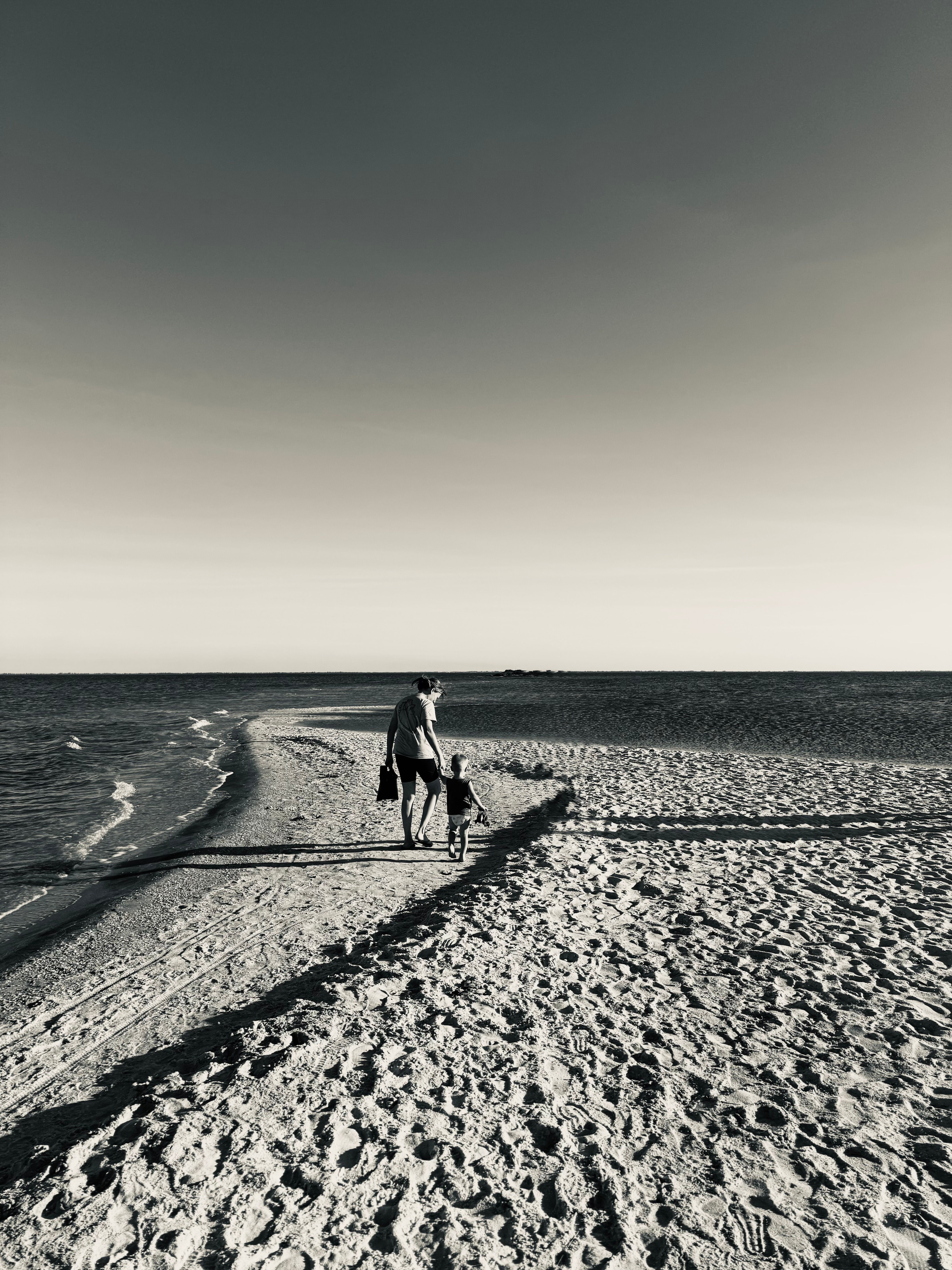 Pemandangan Pantai Hitam Putih Dengan Jalan Jalan Bersama Keluarga ...
